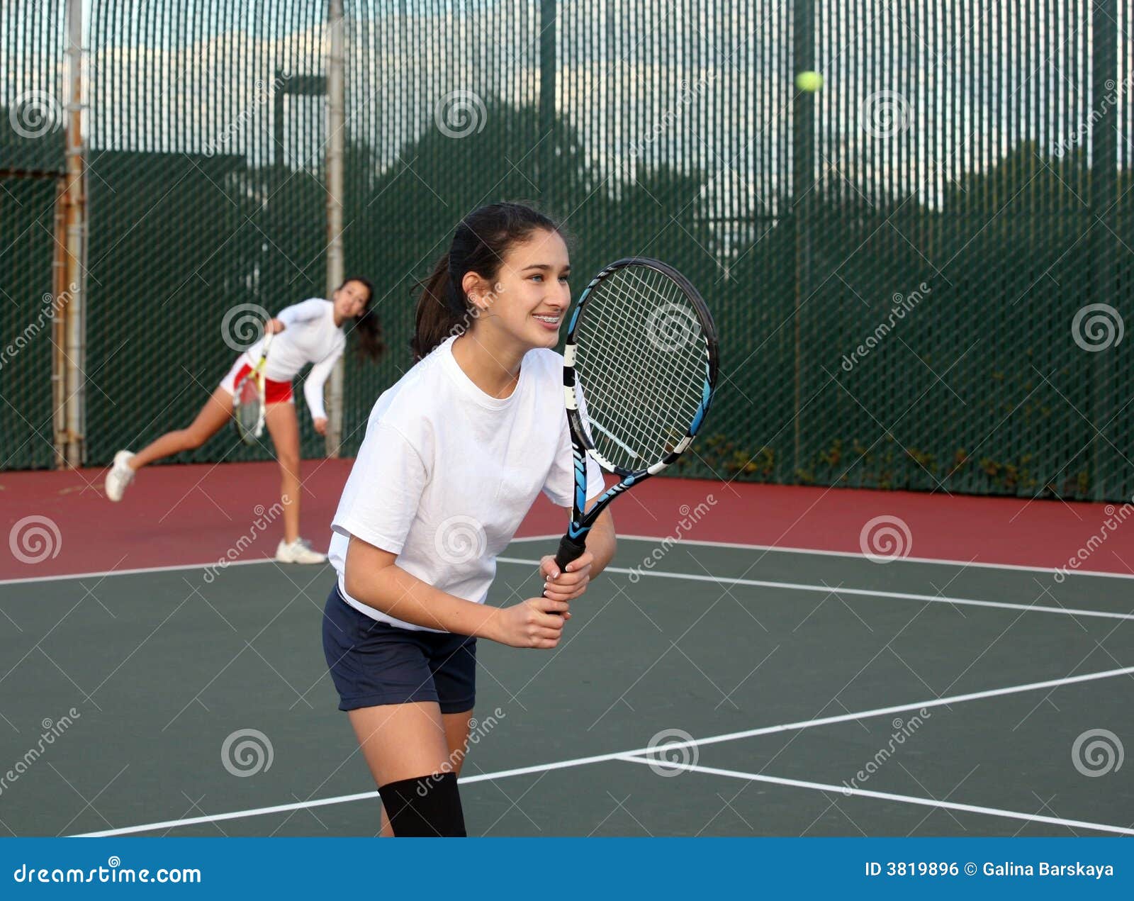 Filles jouant au tennis photo stock. Image du raquette - 3819896