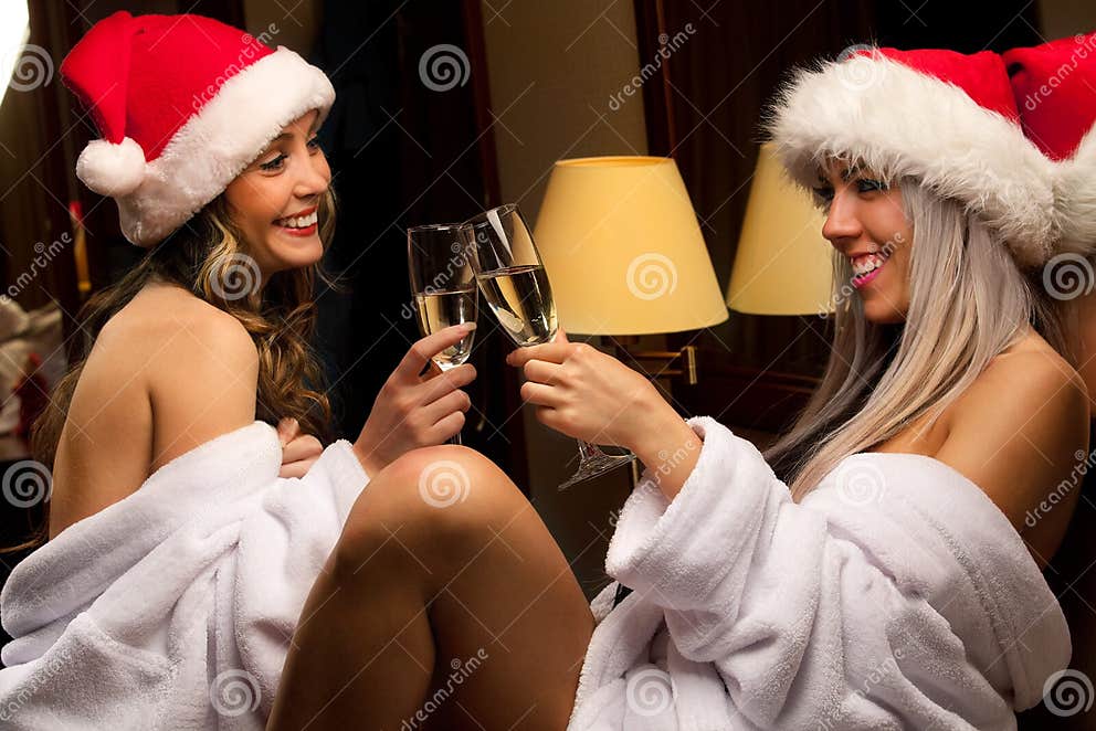 Filles Sexy Dans Des Chapeaux De Santa Attendant Lan Neuf Image Stock