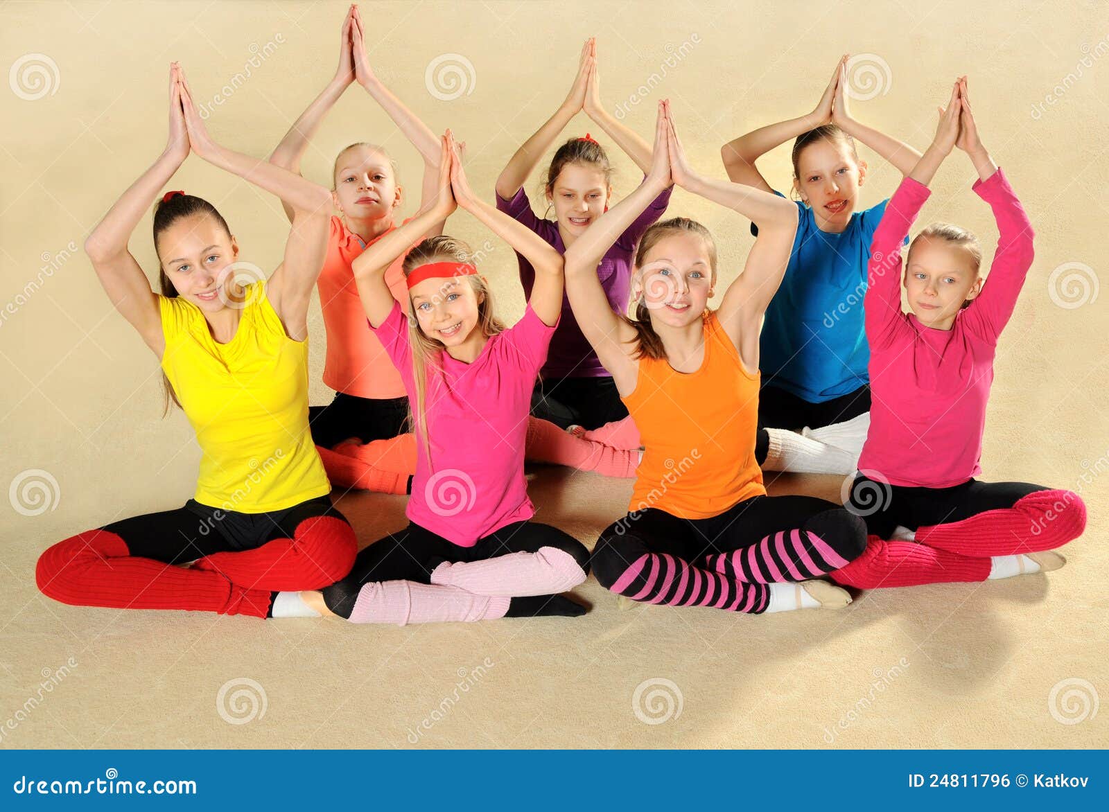 Filles sportives actives photo stock. Image du souple - 24811796