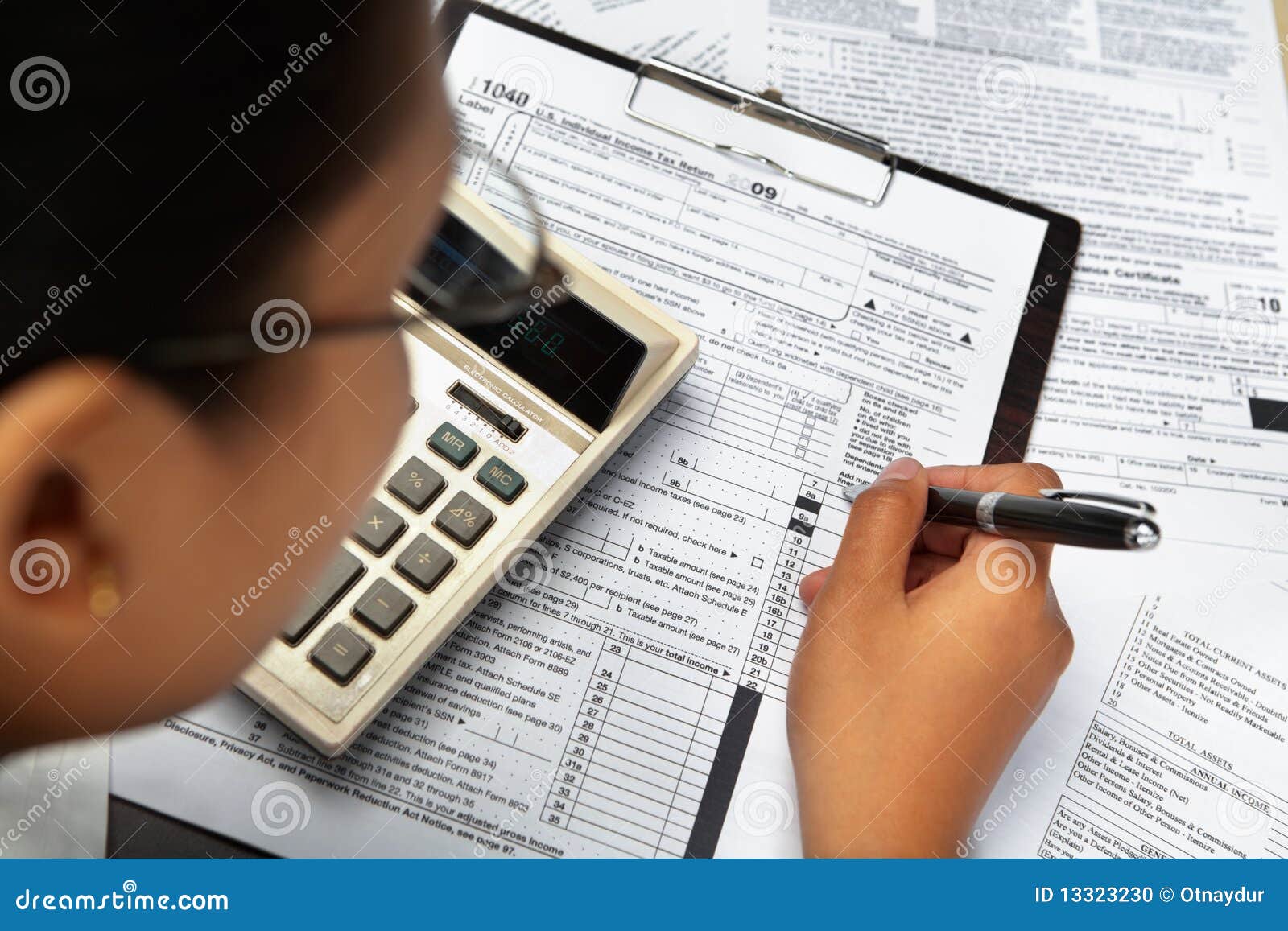 Filling 1040 tax form editorial image. Image of form - 13323230