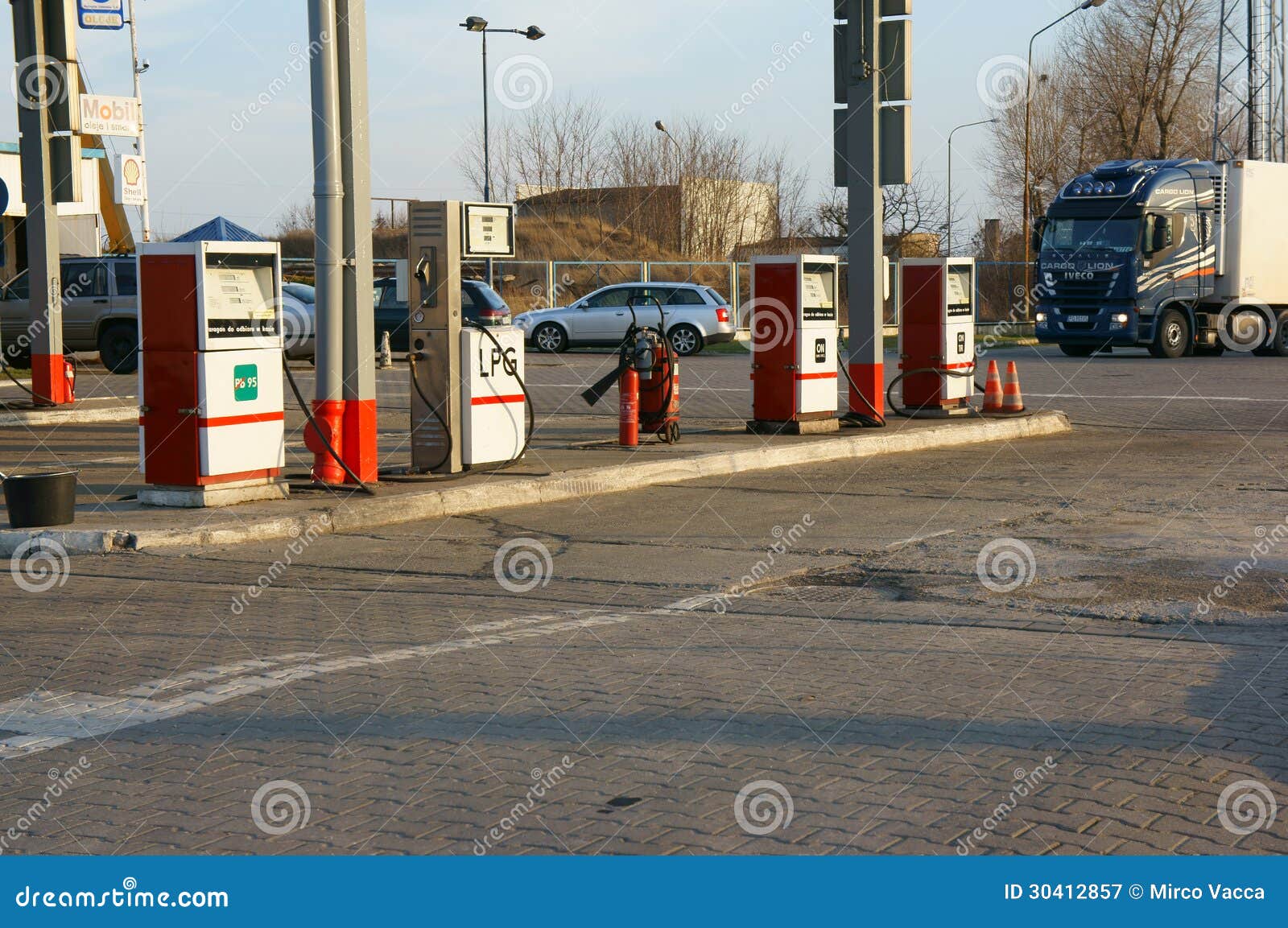 Filling station editorial photography. Image of station - 30412857