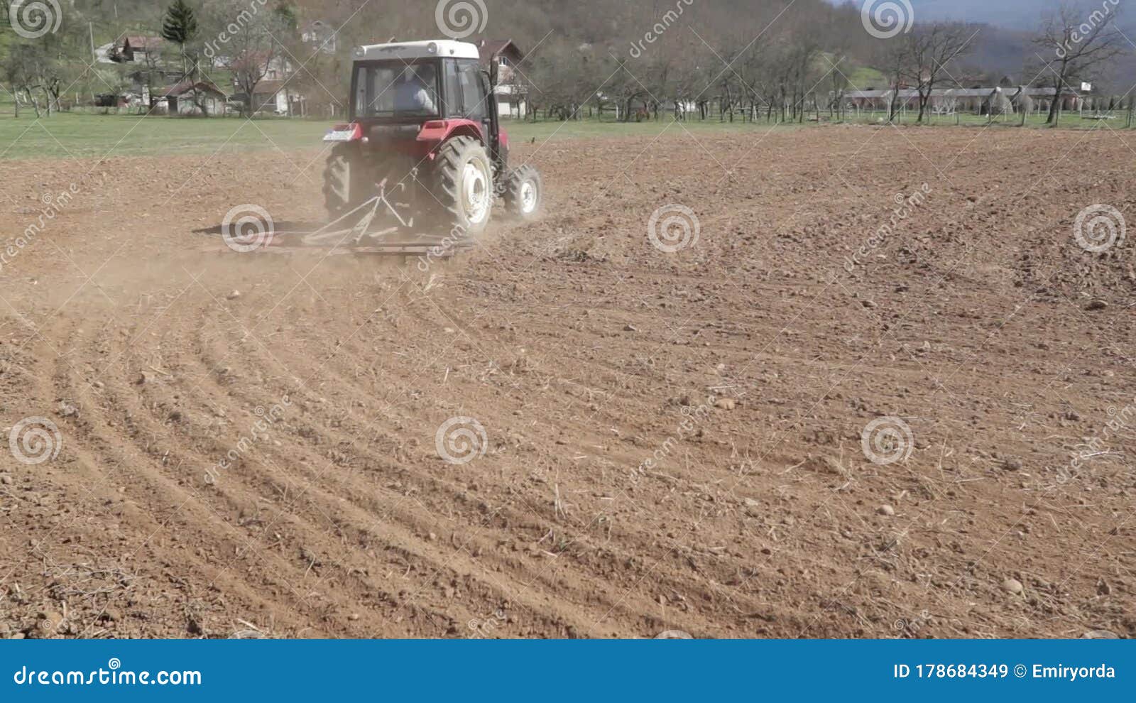 Filmagem De Um Trator Que Ataca O Campo Video Estoque - Vídeo de ...