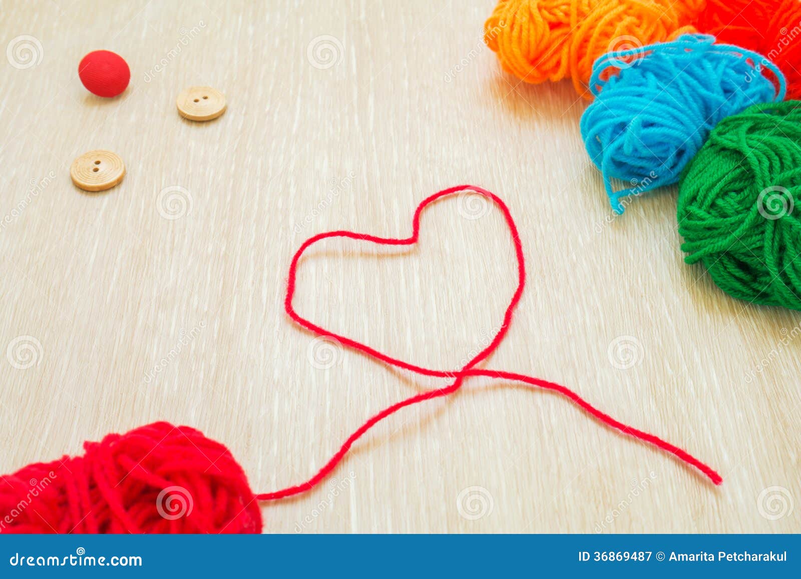 Filo Rosso Con Forma Del Cuore Immagine Stock - Immagine di fibra ...