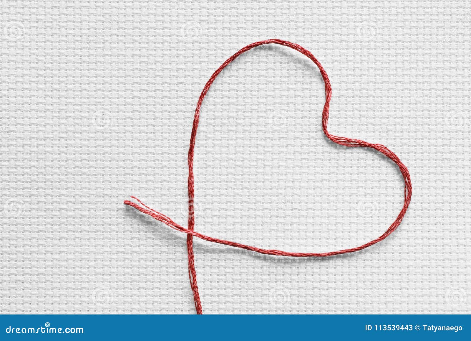 Filo rosso del cuore immagine stock. Immagine di cucito - 113539443