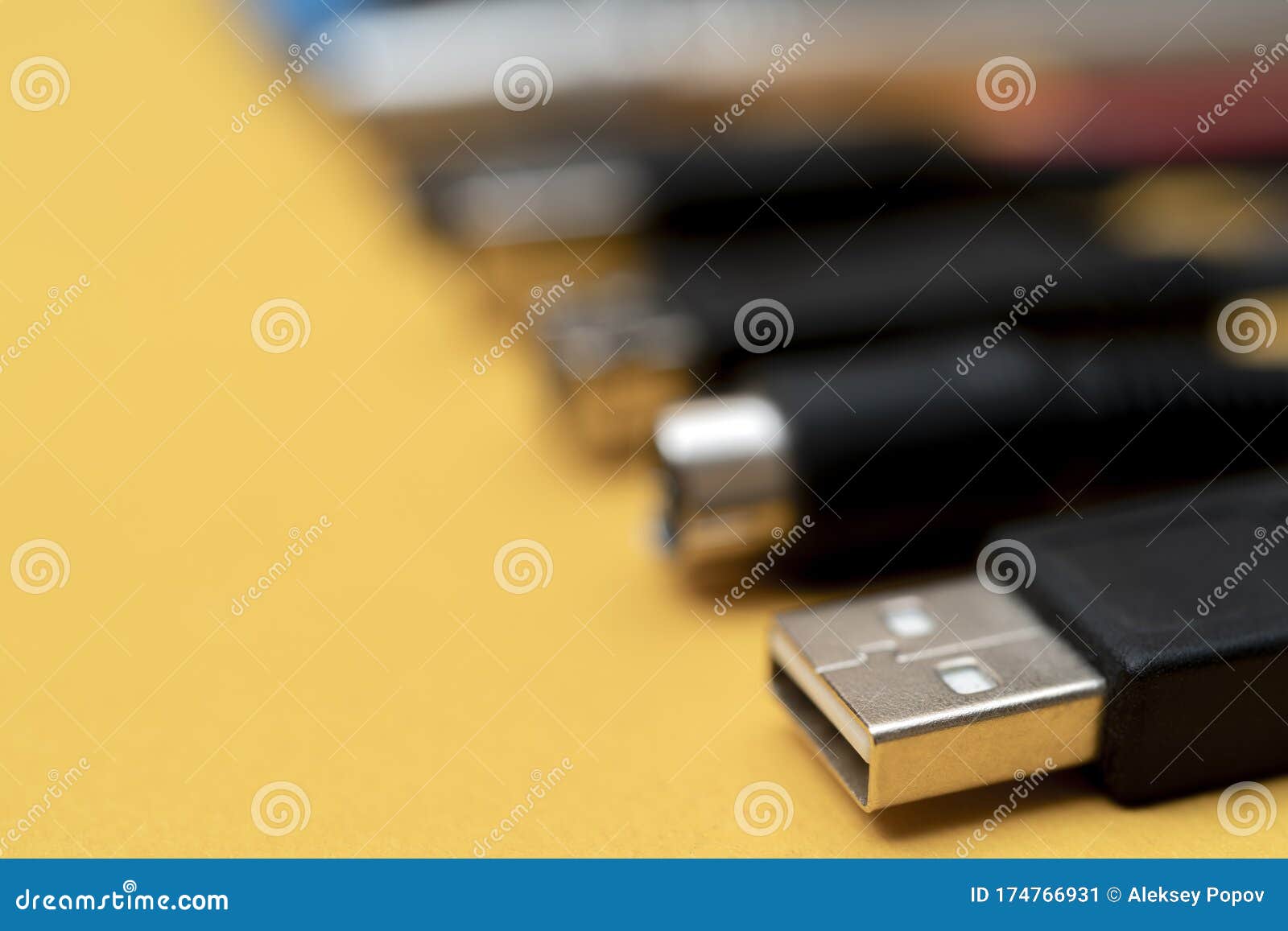 Fils De Raccordement Pour L'ordinateur. Image stock - Image du ...