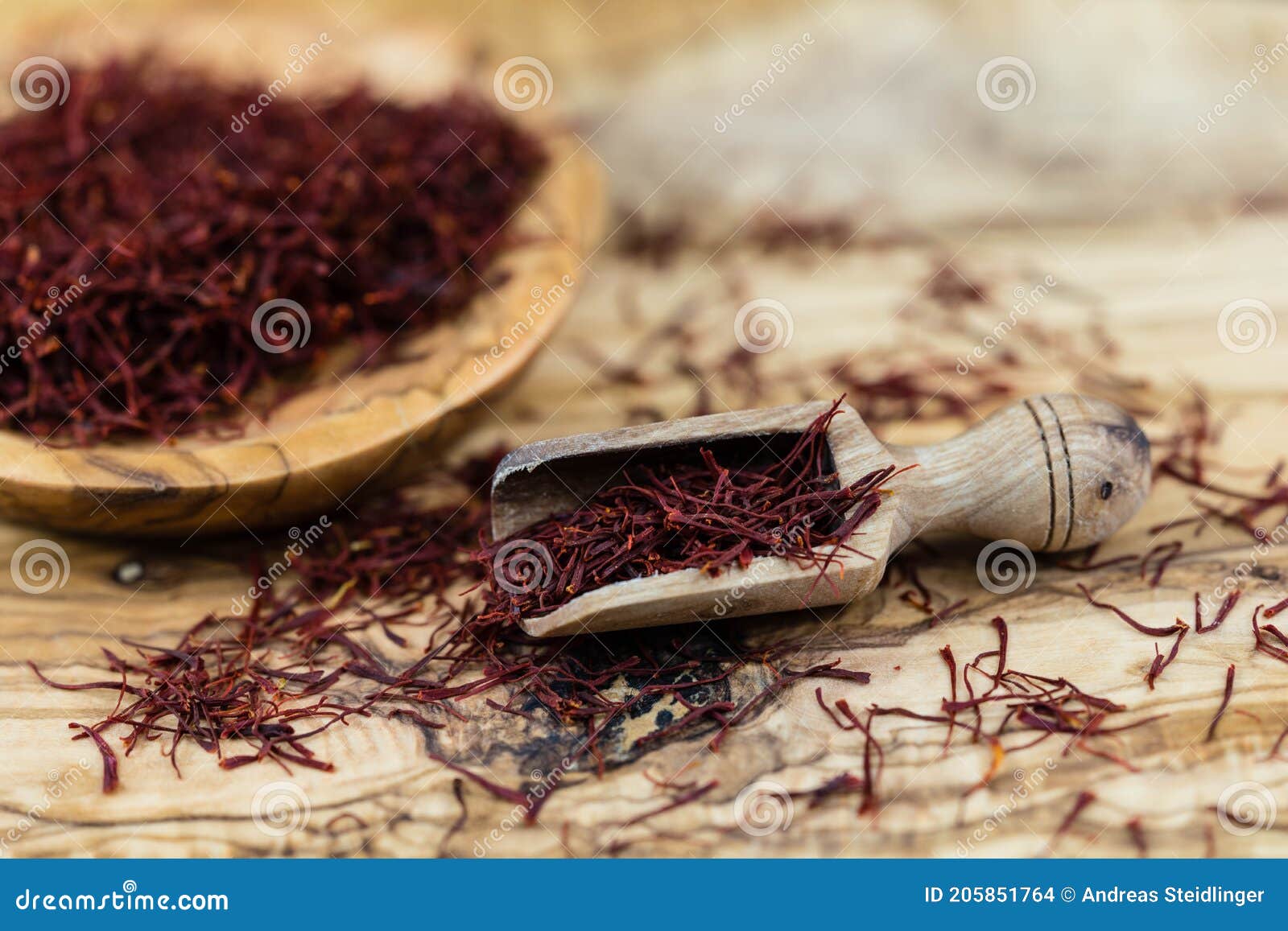 Fils rouges de safran photo stock. Image of cuisine - 205851764