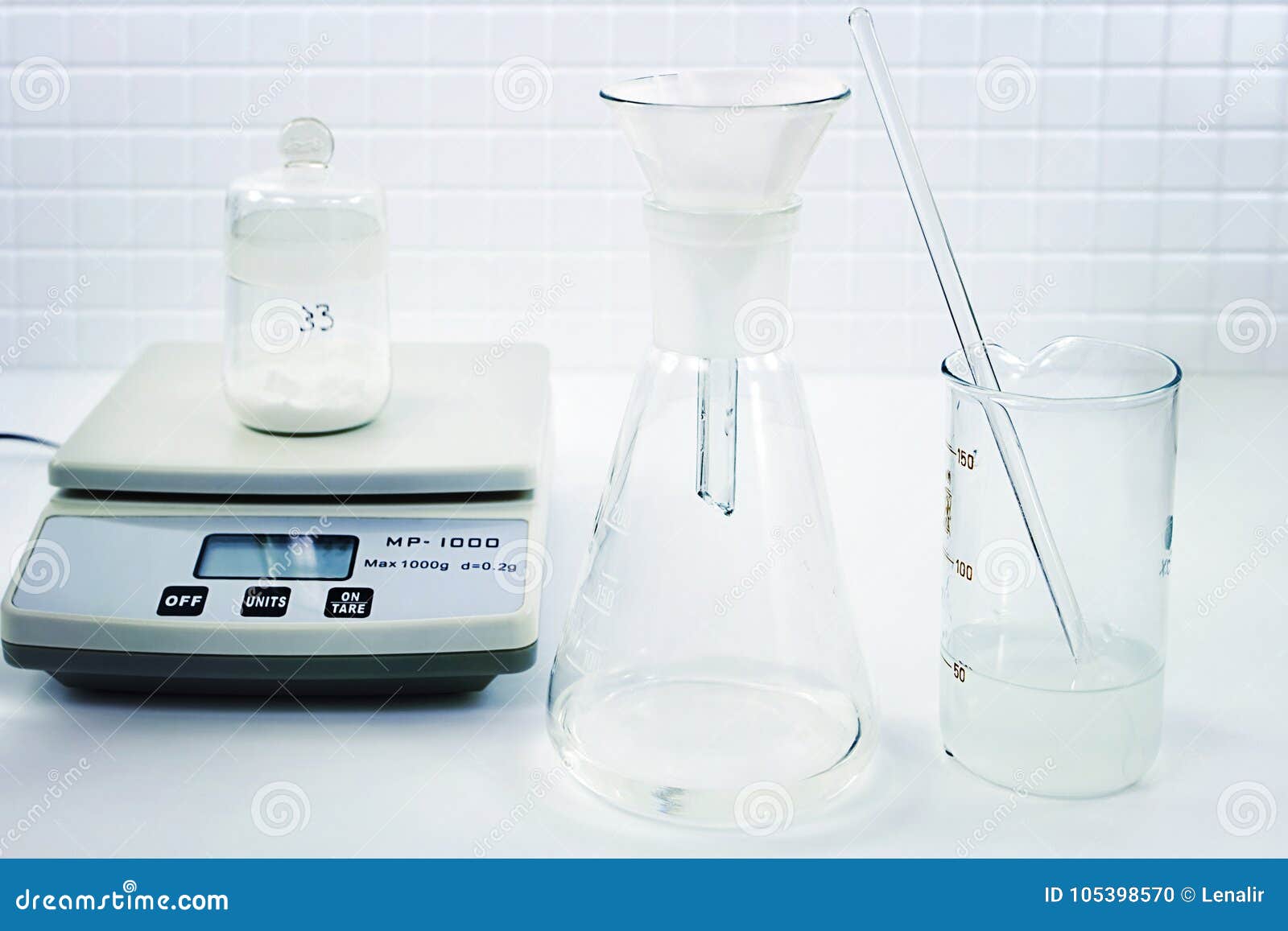 Filtration De La Suspension Photo stock - Image du matériel, entonnoir ...