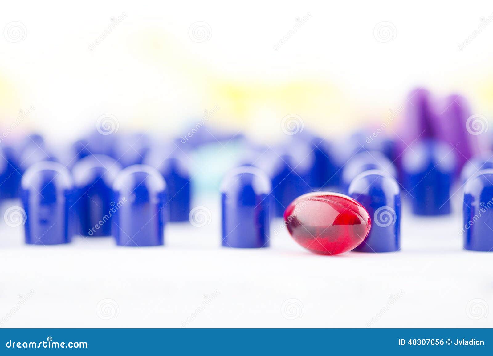 FIN ROUGE DE CAPSULE photo stock. Image du médicament - 40307056