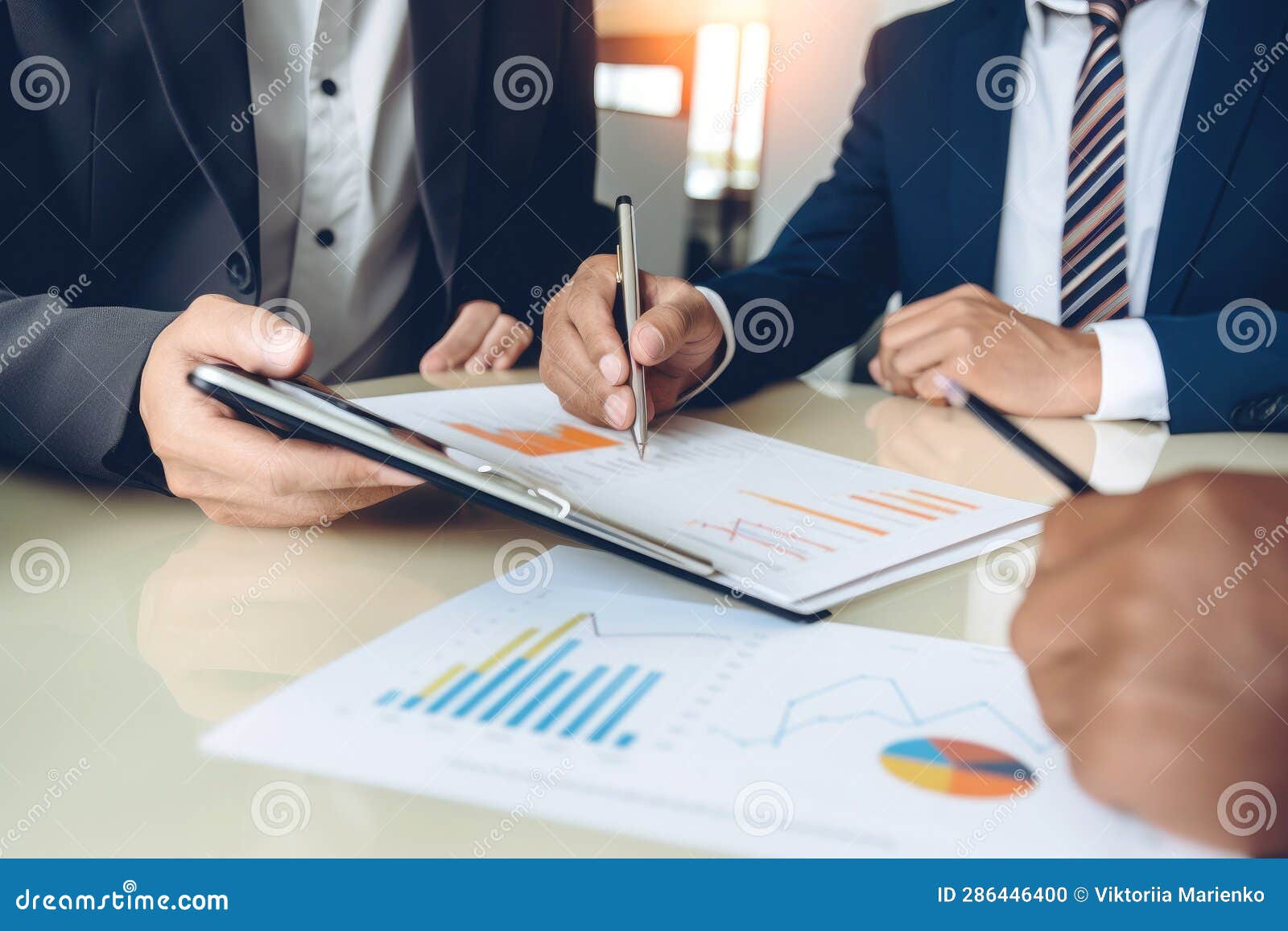 Finance Focus: Collaborative Analysis of Business Graphs Stock ...