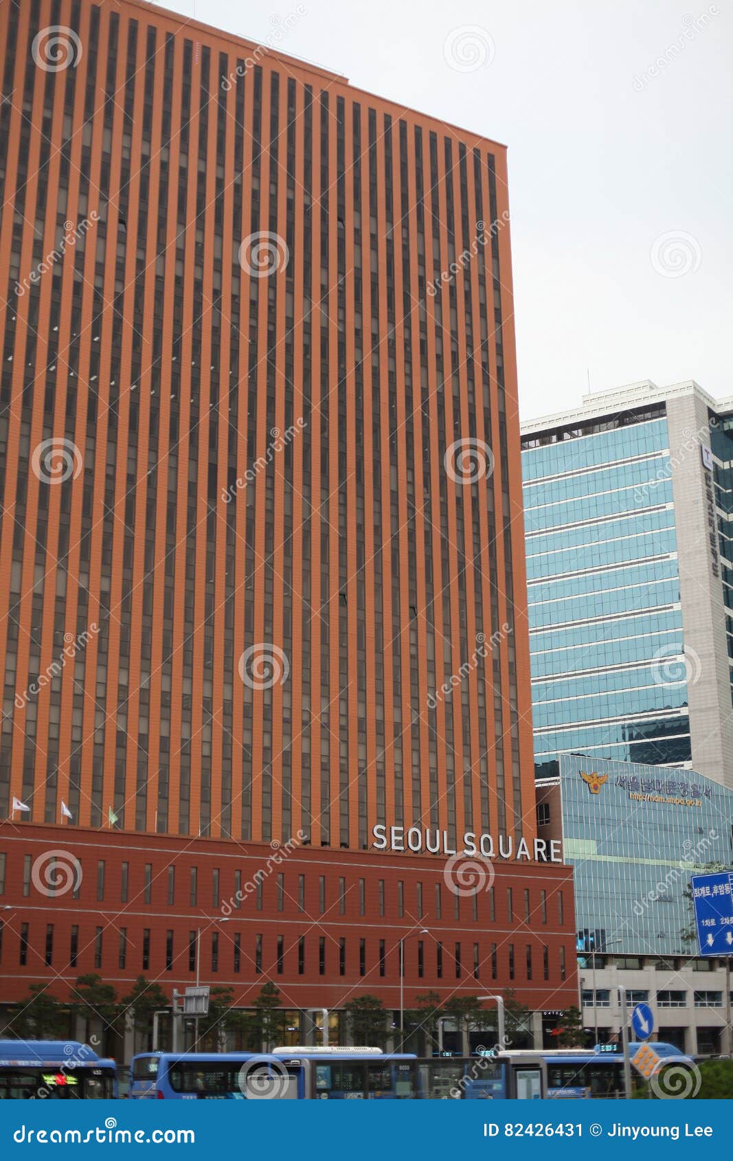Financial Building editorial photo. Image of land, architecture - 82426431