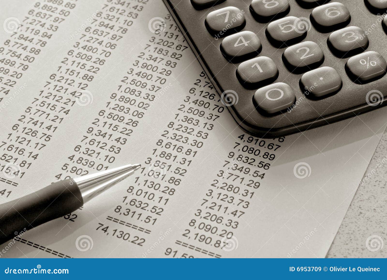 Finanzberichte und Feder stockbild. Bild von finanzierung - 6953709