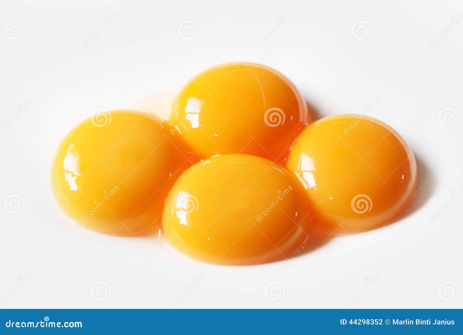 Fine del tuorlo d'uovo su fotografia stock. Immagine di proteina - 44298352