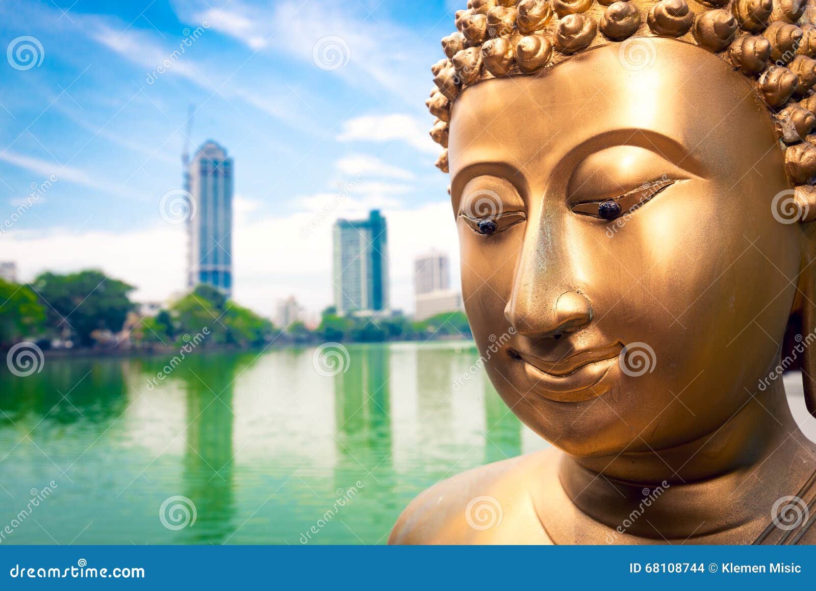 Fine Della Statua Di Buddha Alta E Colombo Immagine Stock Editoriale ...