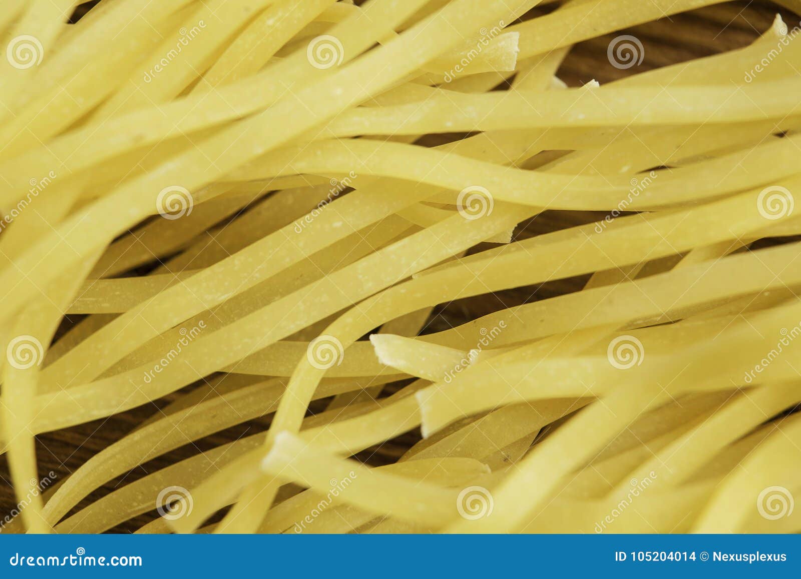 Fine di pasta gialla fotografia stock. Immagine di tagliatella - 105204014