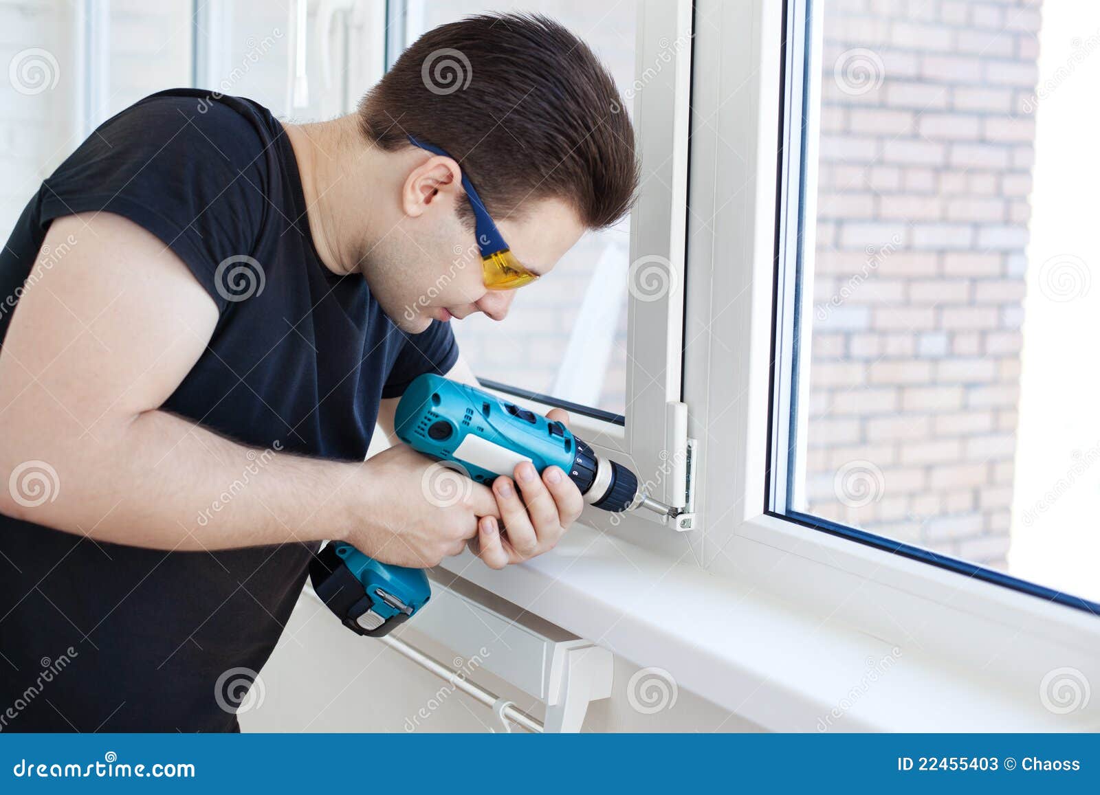 Finestra Del Montaggio Dell'operaio Dell'uomo Immagine Stock - Immagine ...