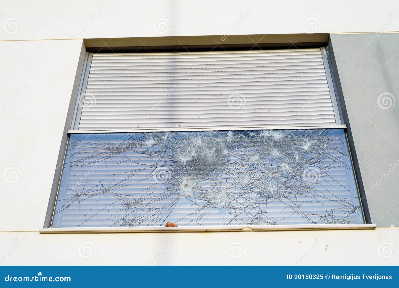 Finestra di vetro rotta immagine stock. Immagine di finestra - 90150325