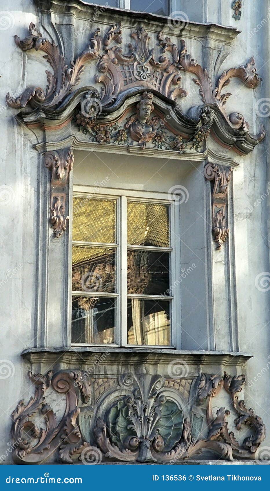 Finestra Rococo fotografia stock. Immagine di riflessione - 136536