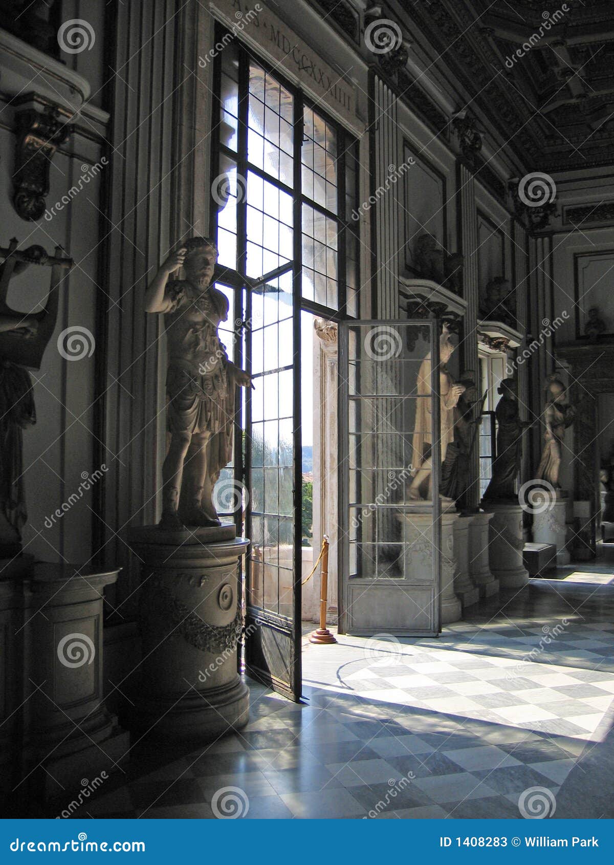 Finestra romana immagine stock. Immagine di statuario - 1408283