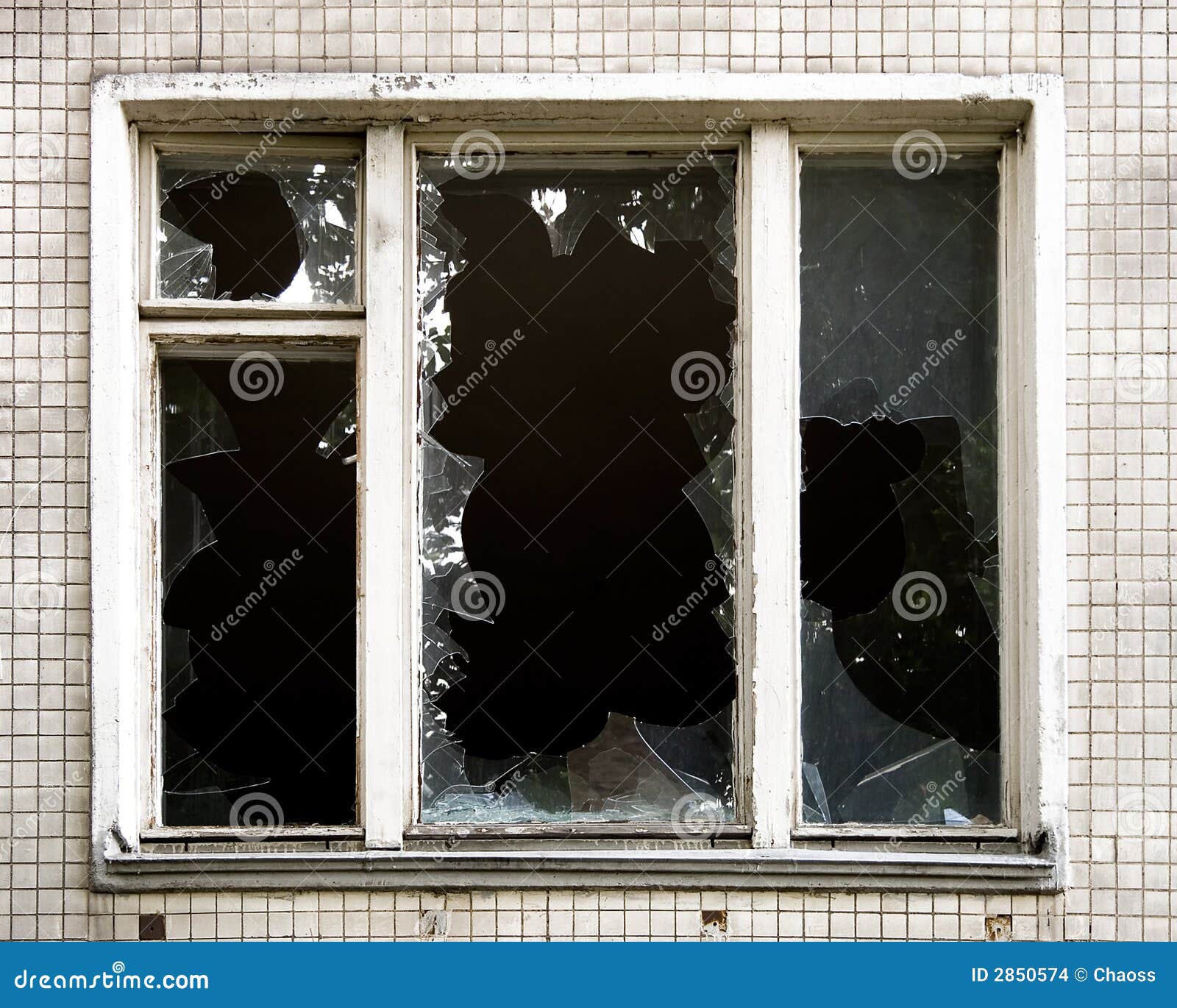 Finestra rotta fotografia stock. Immagine di danneggiato - 2850574