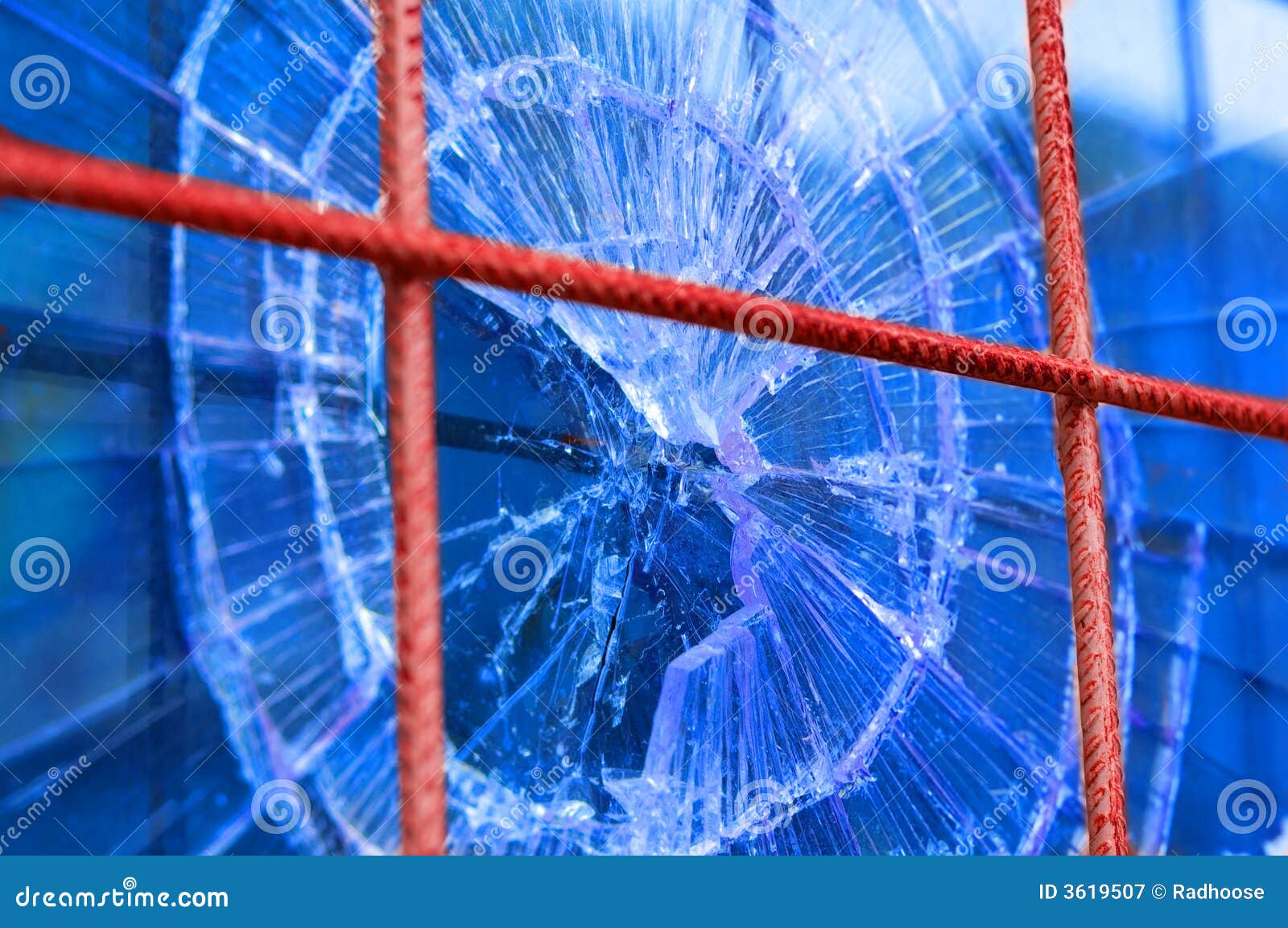 Finestra rotta immagine stock. Immagine di rapina, ladro - 3619507