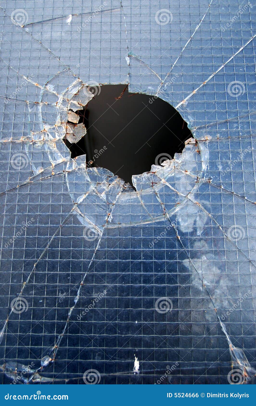 Finestra rotta fotografia stock. Immagine di incidente - 5524666