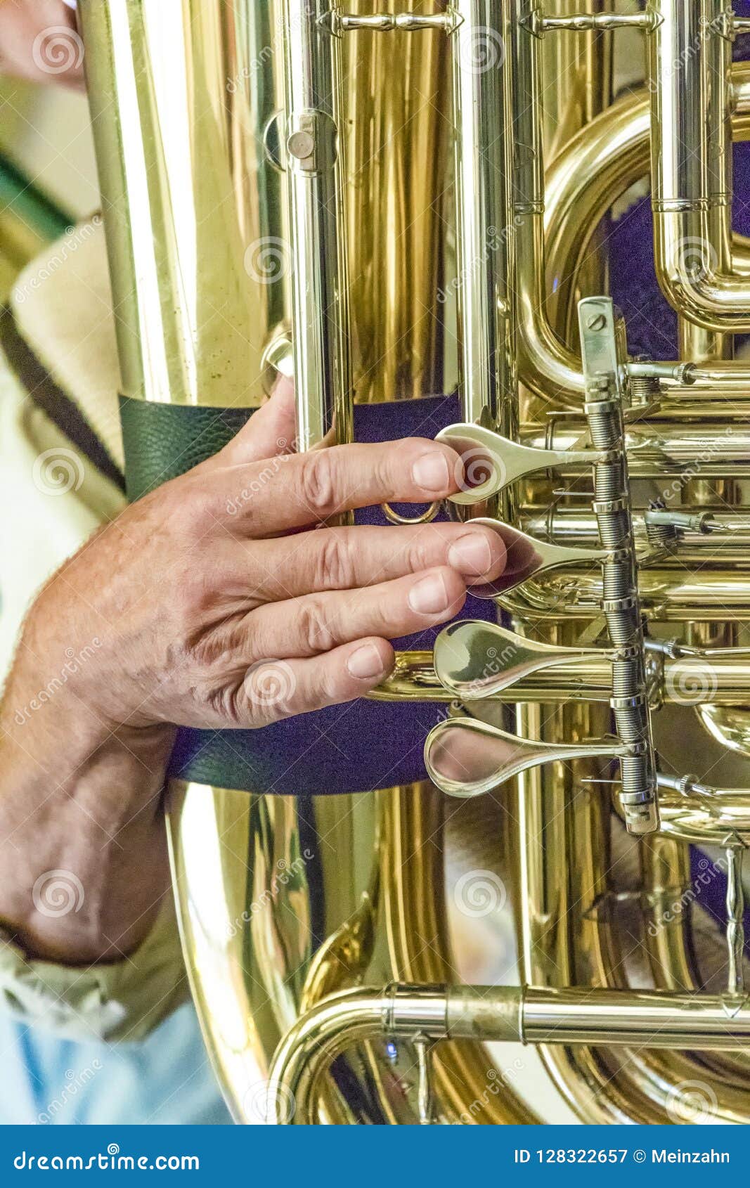 Finger Del Jugador De La Tuba Imagen de archivo - Imagen de militar ...
