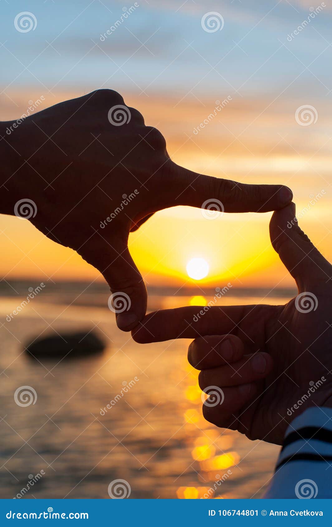 Finger Frame- Imitation of Capturing Rays of Sunlight on Sunset Stock ...