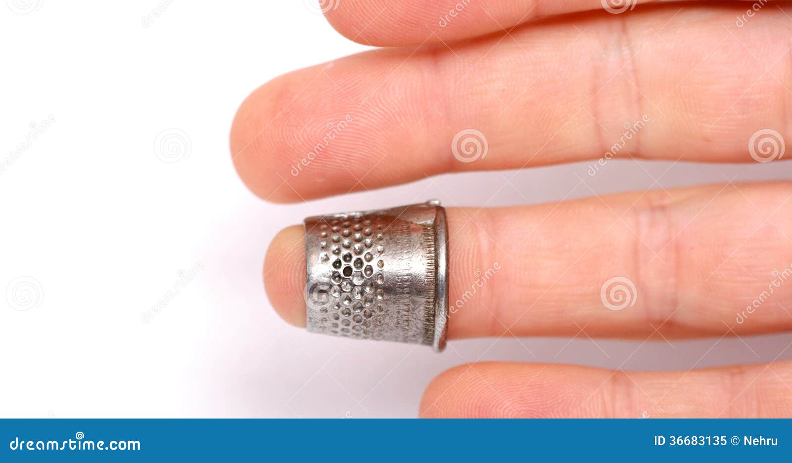Finger med en fingerborg fotografering för bildbyråer. Bild av ...