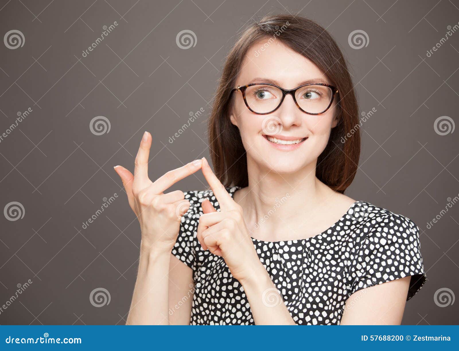 Fingeres Crooking Sonrientes De La Mujer Joven Foto de archivo - Imagen ...