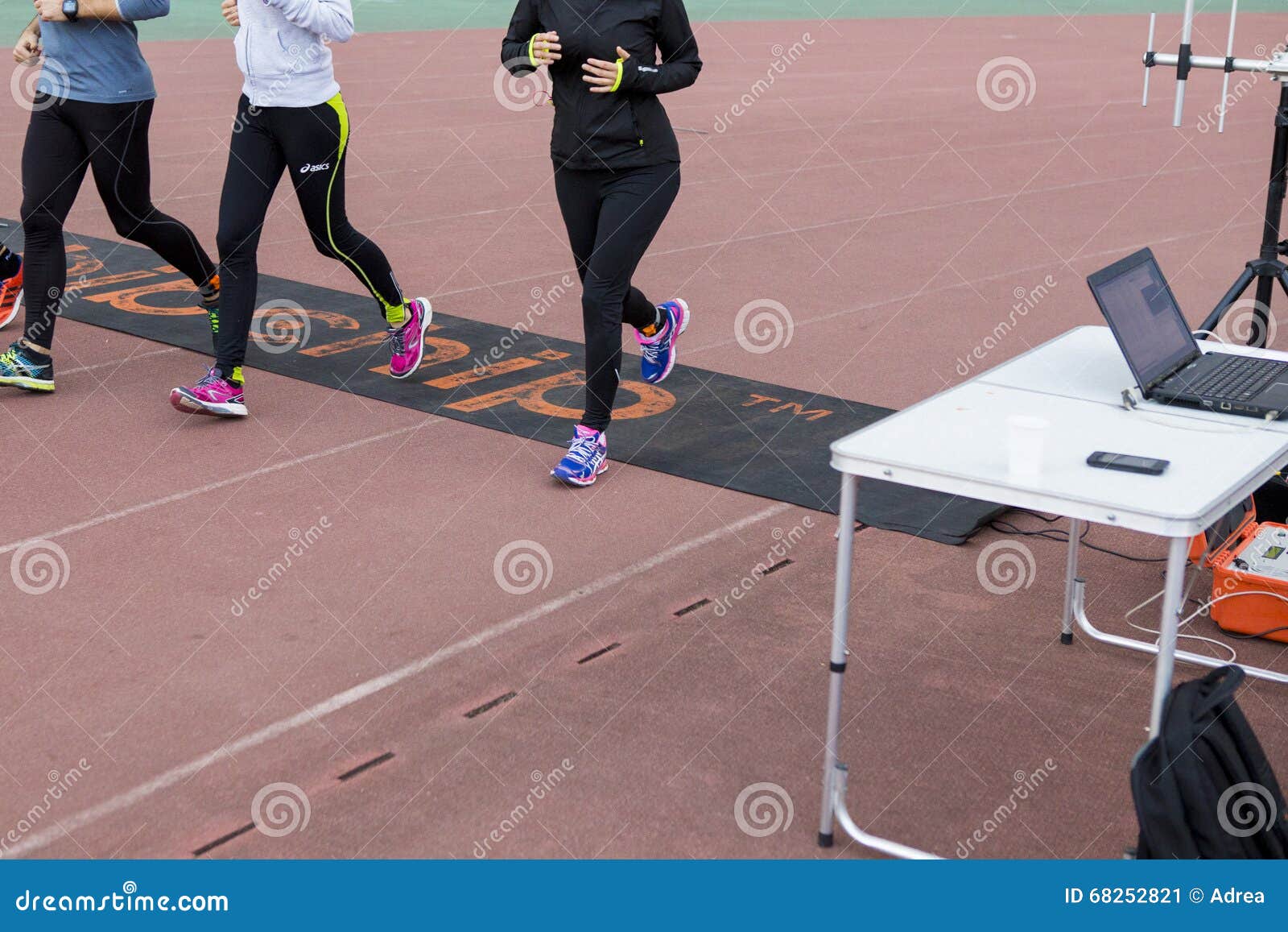 Runners Passing a Timekeeping Checkpoint Editorial Photo - Image of ...