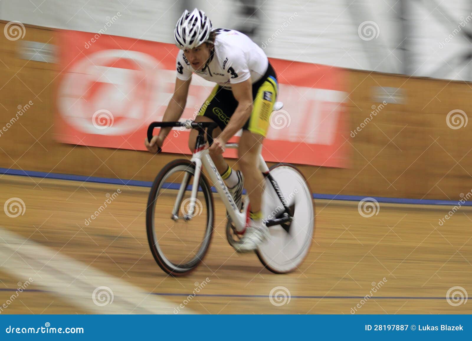 Finish in track race editorial photography. Image of omnium - 28197887