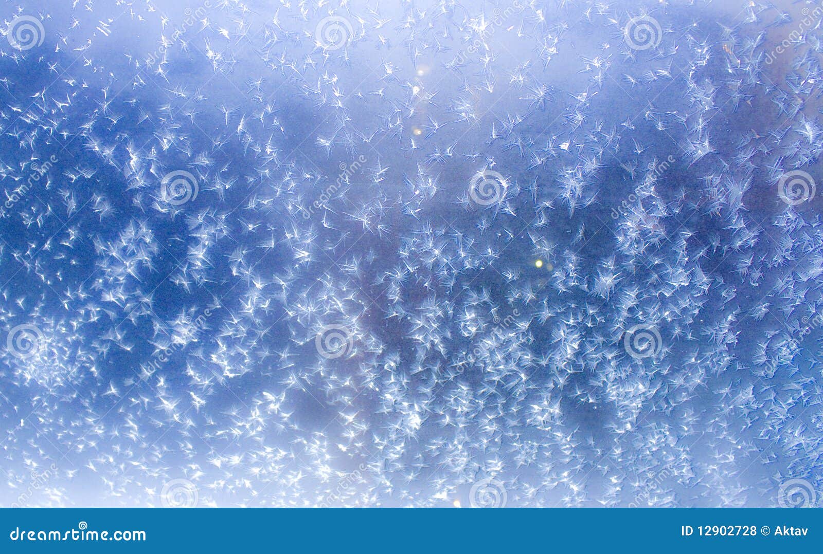 Fiocchi Di Neve Sulla Finestra Fotografia Stock - Immagine di freddo ...