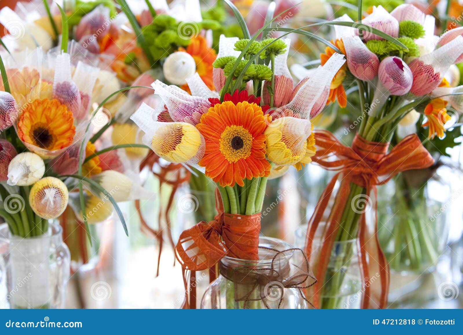 Fiori Arancioni Del Gerbera Fotografia Stock - Immagine di marrone ...