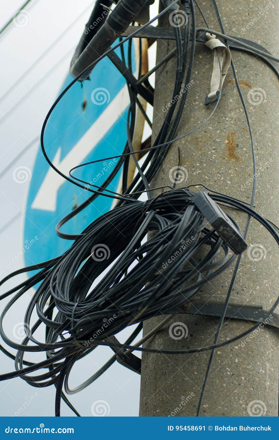 Fios Na Coluna Com Sinal De Estrada Imagem de Stock - Imagem de cabo ...