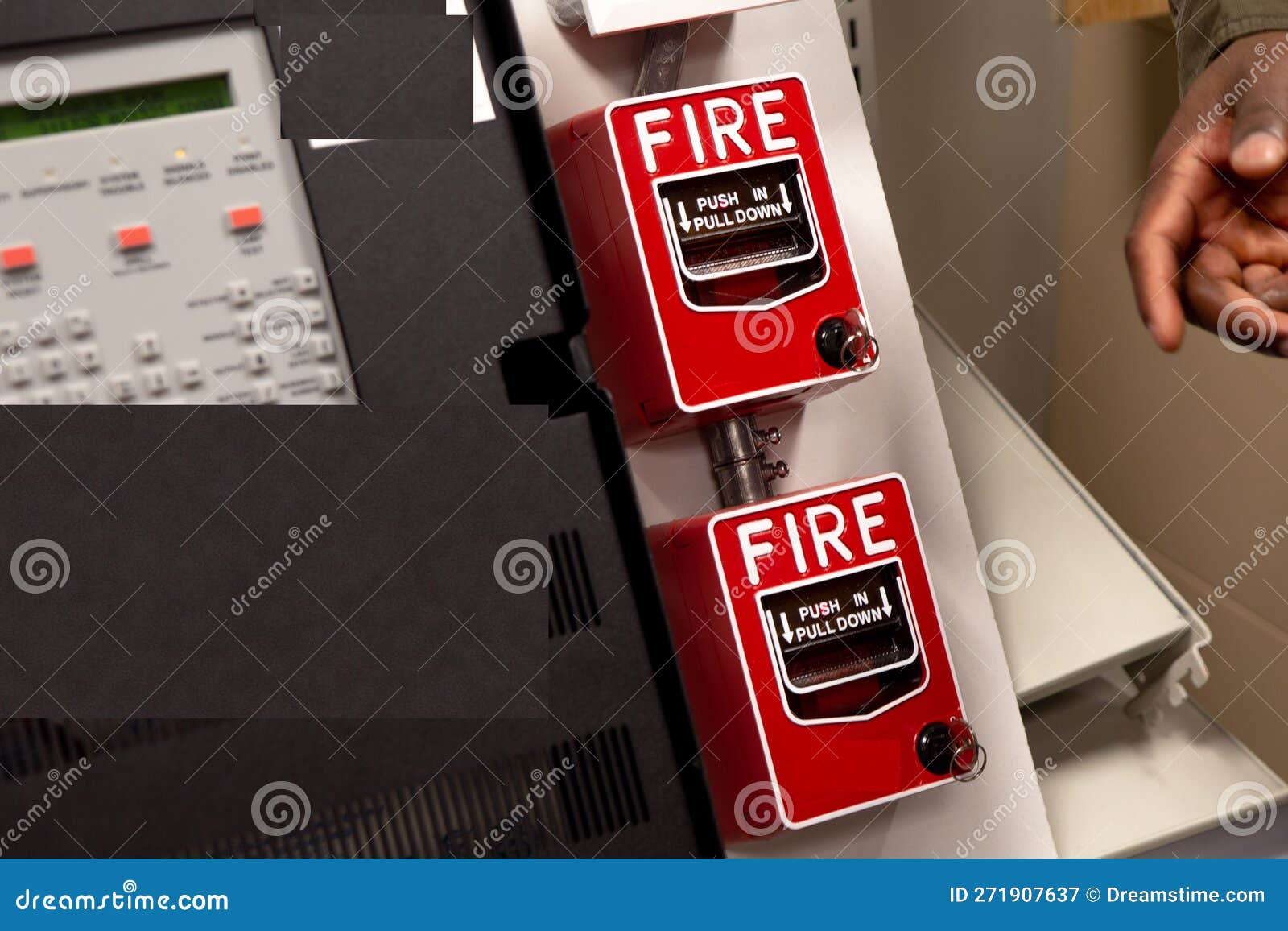 Security Guards are Learning How To Use Fire Alarm Panel and How To Do ...
