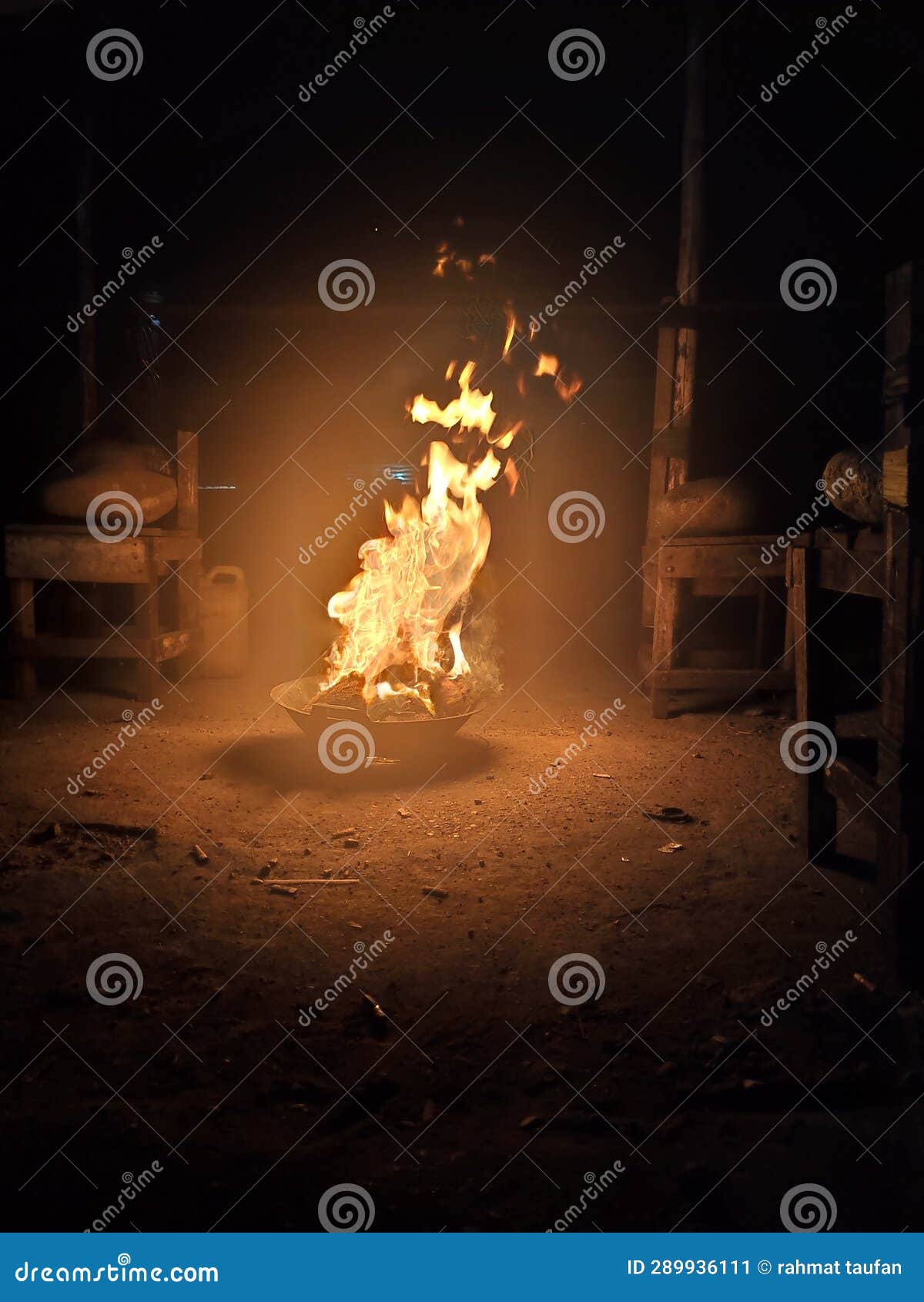 Fire that Burns in the Dark of Night Stock Image - Image of dark, burns ...