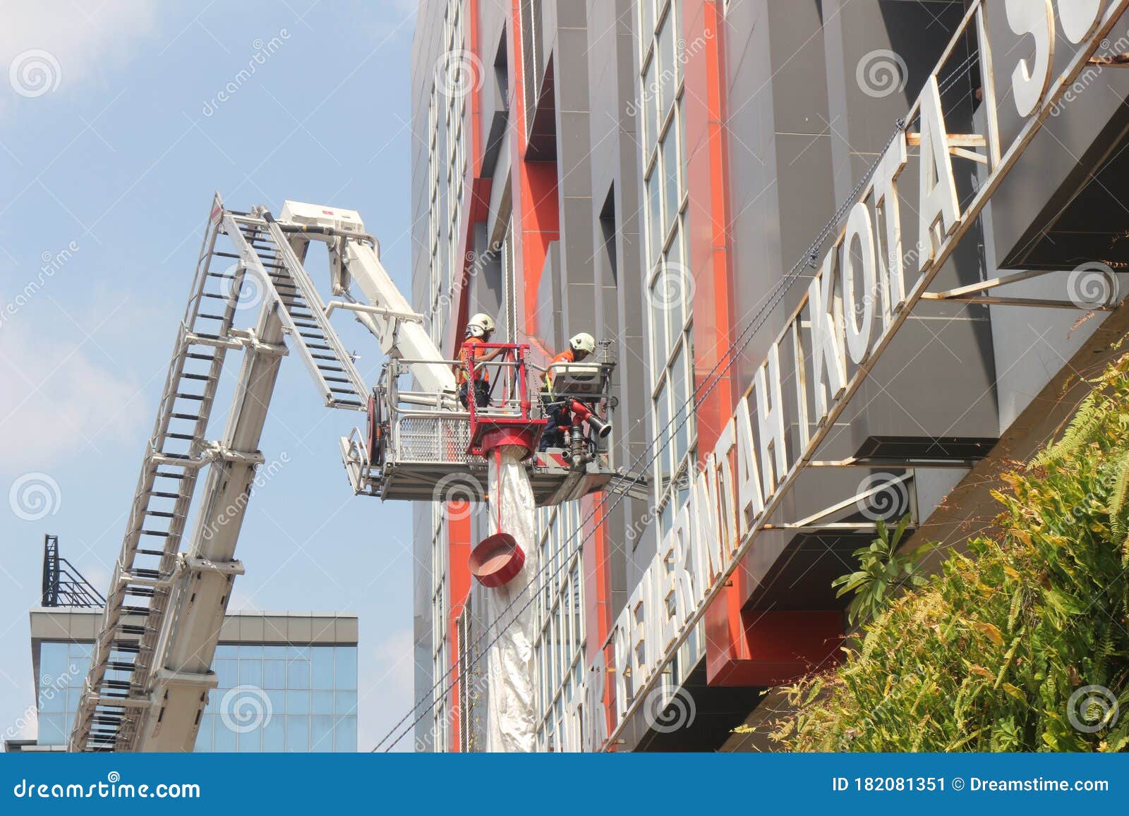 Fire Fighter Conduct a Disaster Mitigation Simulation Editorial Photo ...