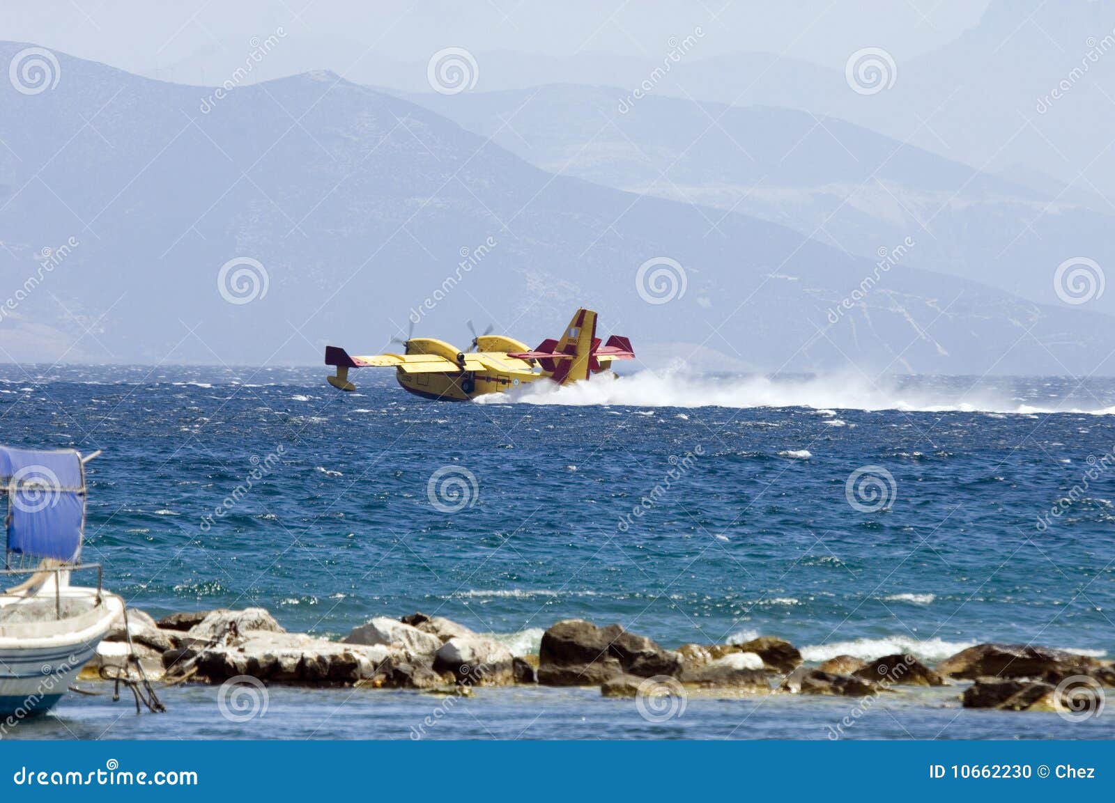 Fire Fighting Plane Collecting Water Editorial Image - Image of plane ...