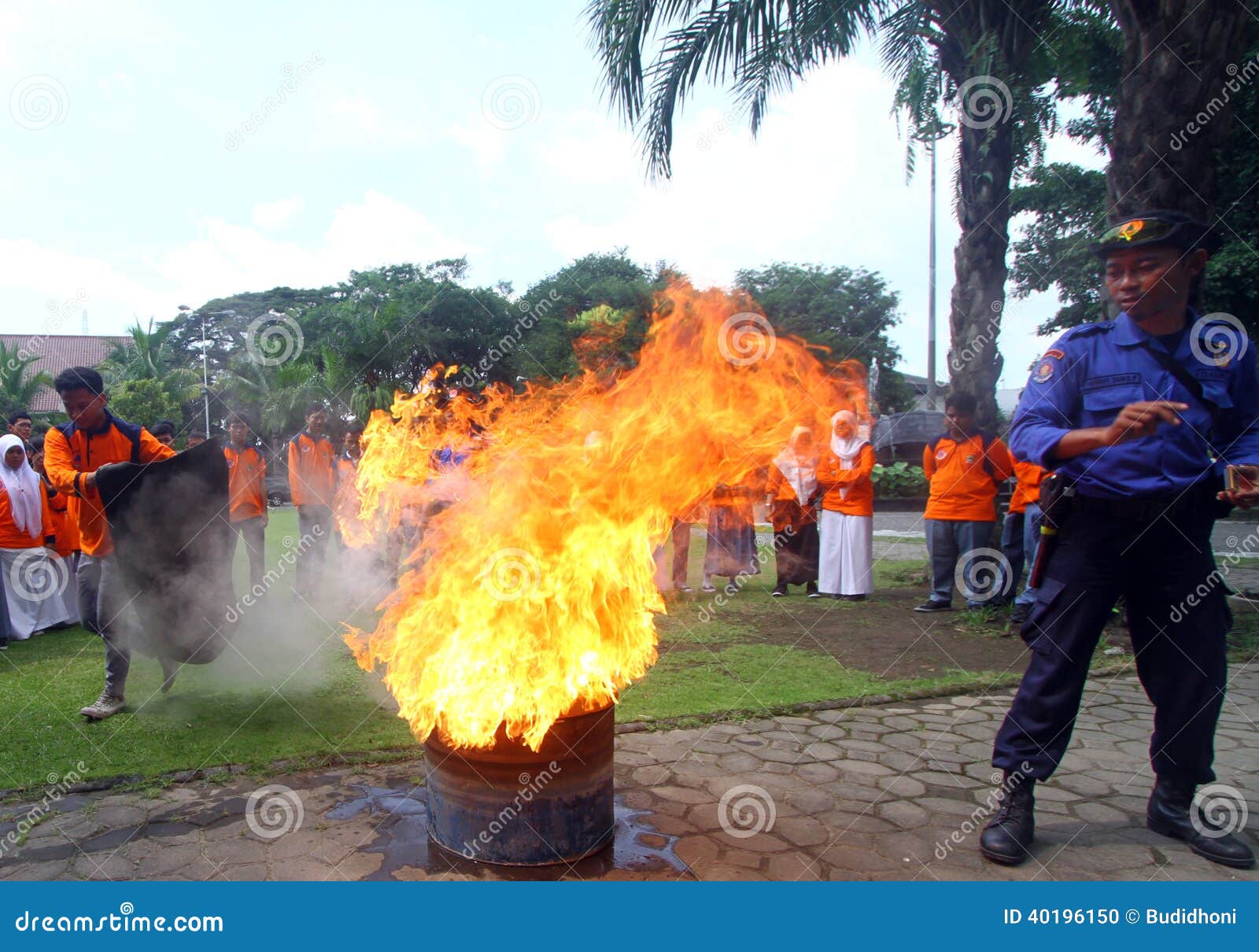 FIRE QUENCH editorial image. Image of solohelp, fire - 40196150