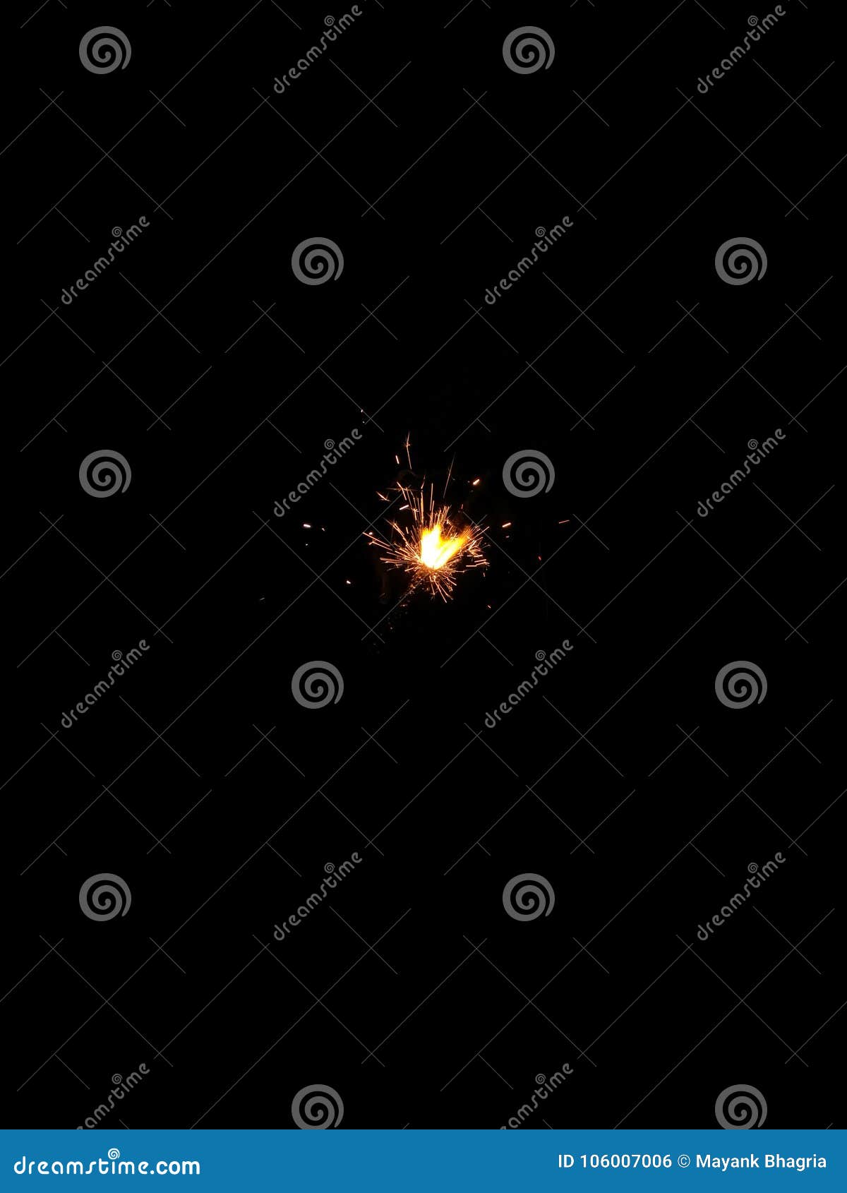 Firecrackers fotografia stock. Immagine di notte, scuro - 106007006