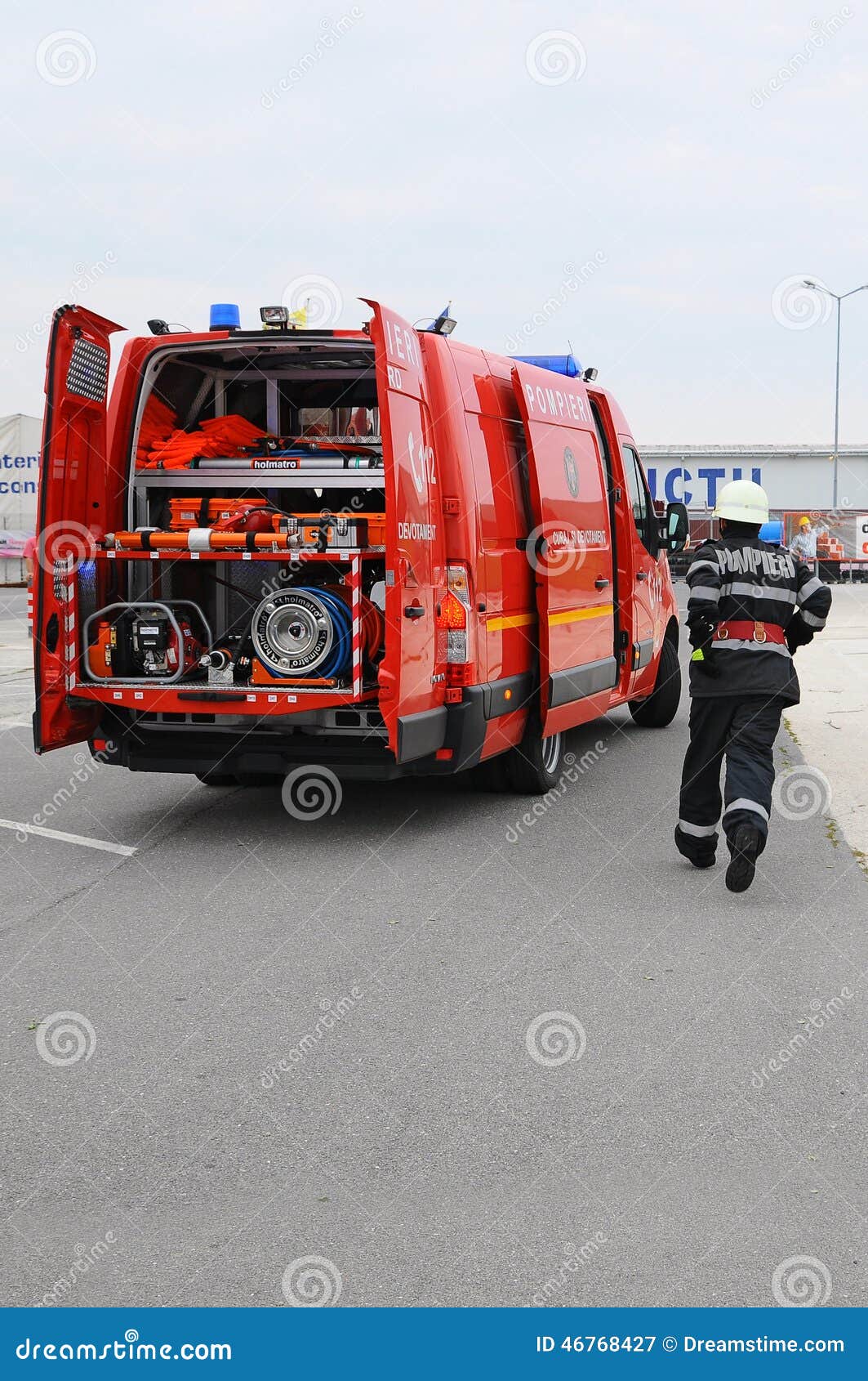 Firefighter in action editorial photography. Image of confidence - 46768427