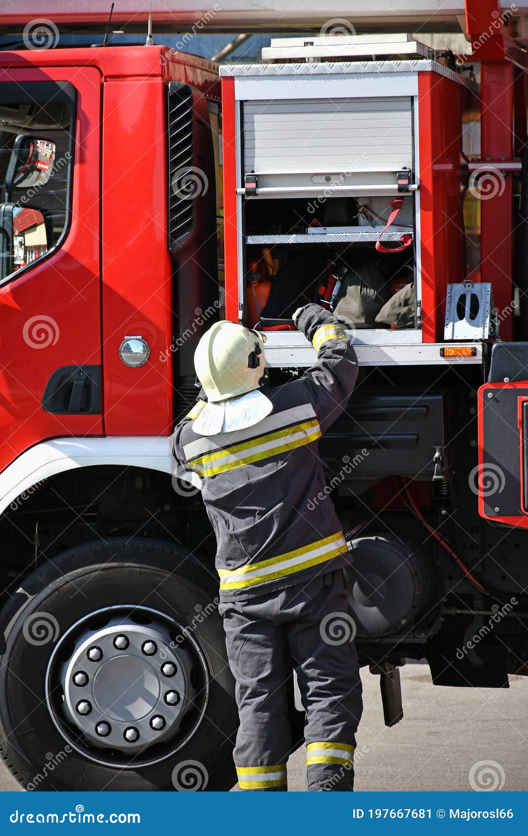 Firefighter at the Scene of a Fire Stock Image - Image of water, brogue ...