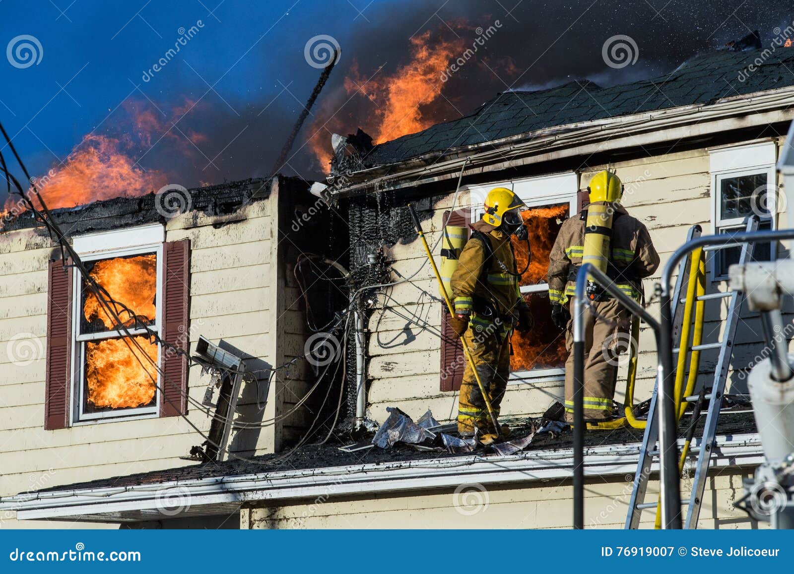 Firefighters Battle Blazing House Fire Editorial Photography - Image of ...