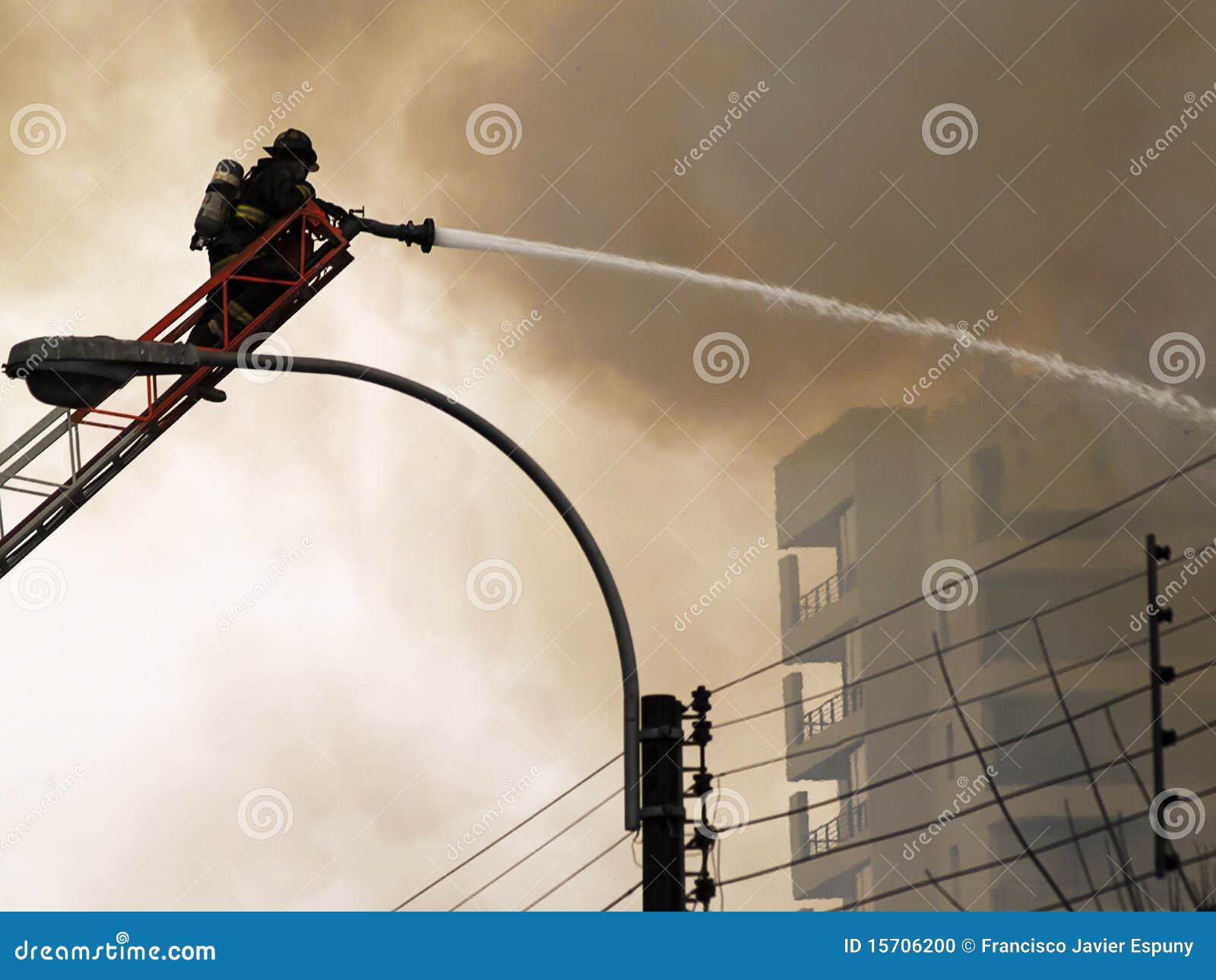 Fireman putting out a fire editorial image. Image of water - 15706200