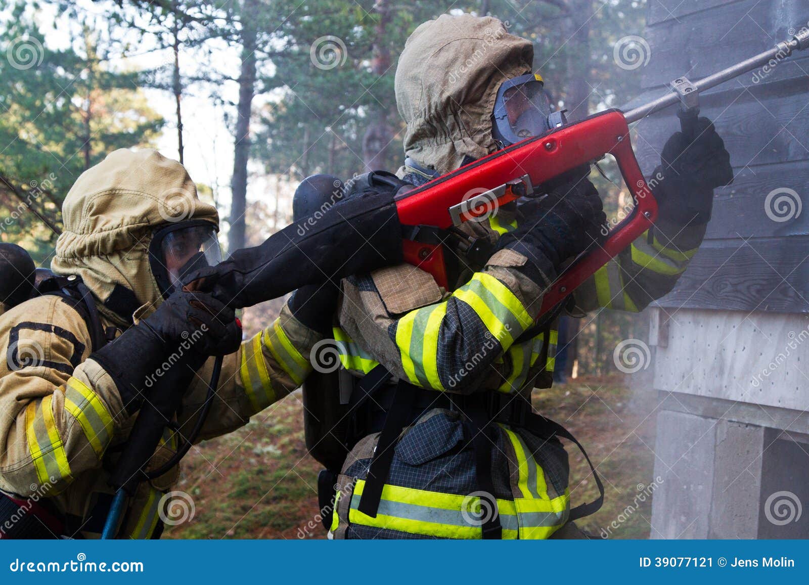 Firemen putting out fire editorial photo. Image of fighter - 39077121