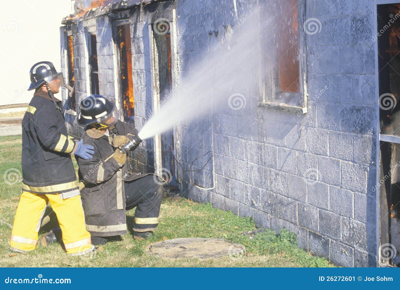 Firemen Putting Out A House On Fire Editorial Photo - Image: 26272601