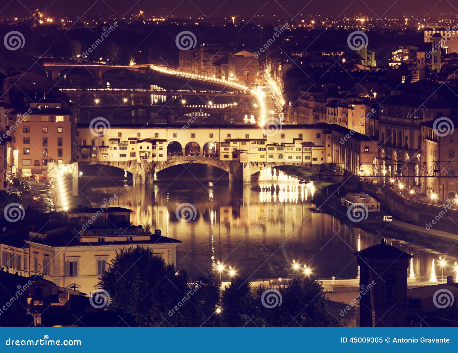 Firenze, Arno River E Ponte Vecchio Di Notte Immagine Stock - Immagine ...