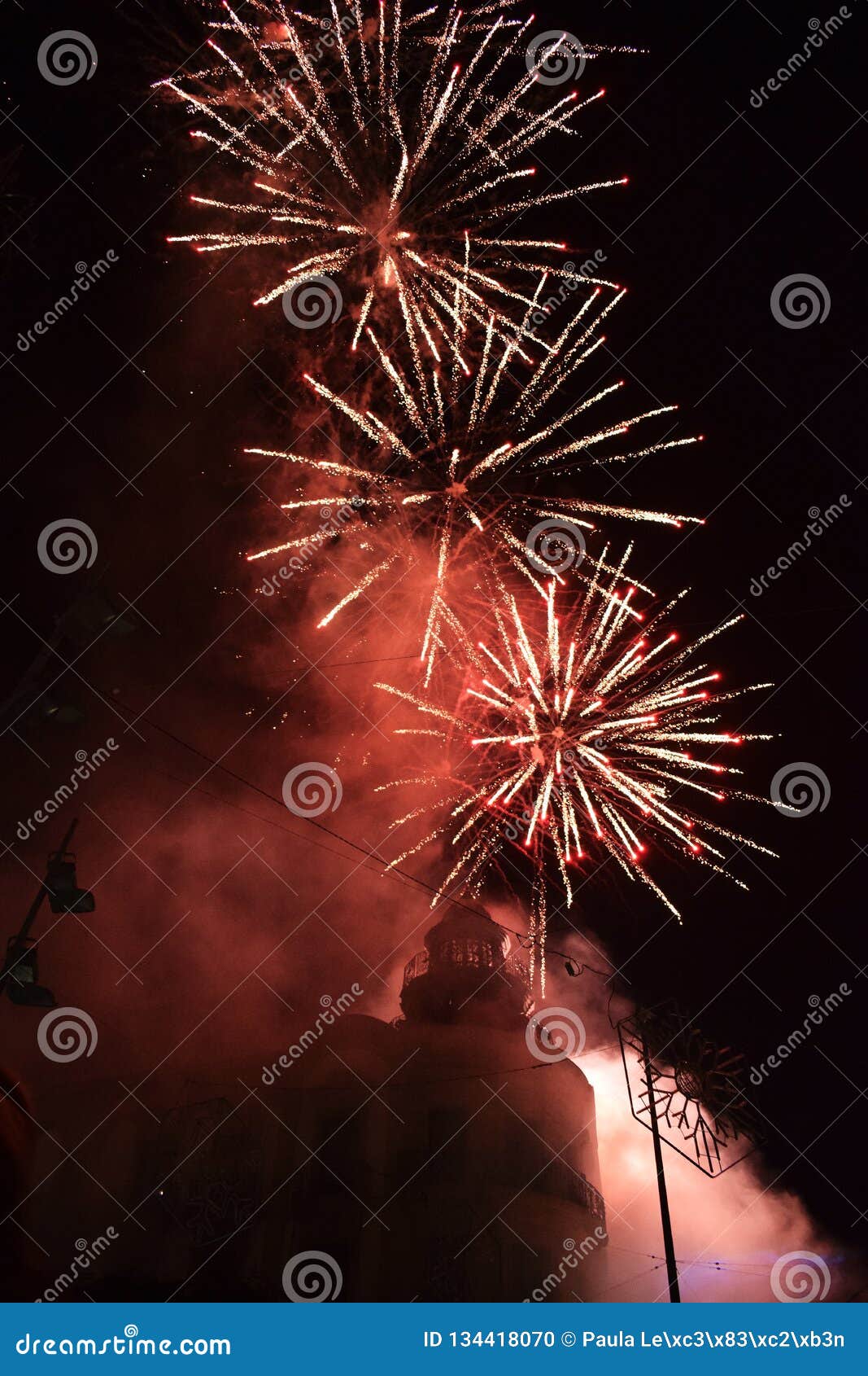 Firework foto de archivo. Imagen de navidad, luces, fireworks - 134418070