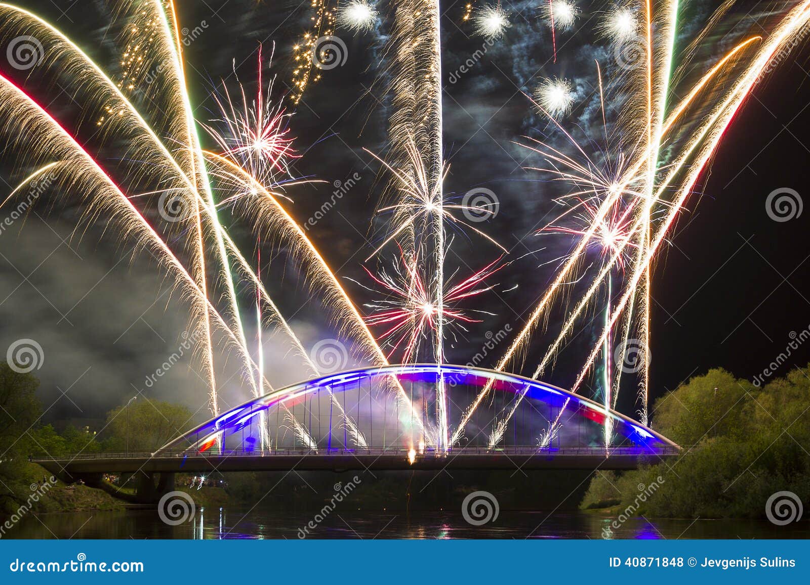 Firework foto de archivo. Imagen de hojas, multicolor - 40871848