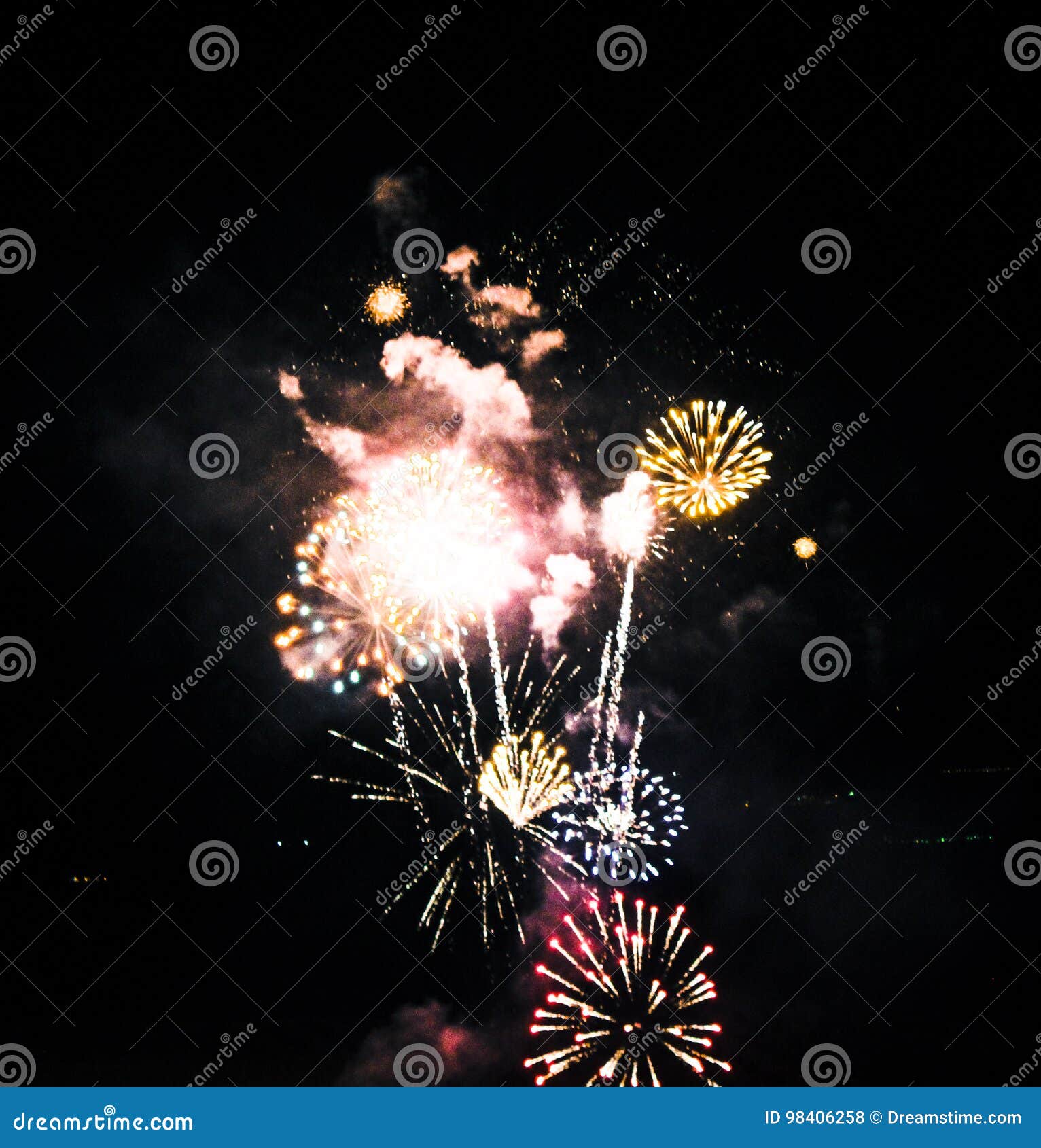 Firework foto de archivo. Imagen de asombroso, incendio - 98406258